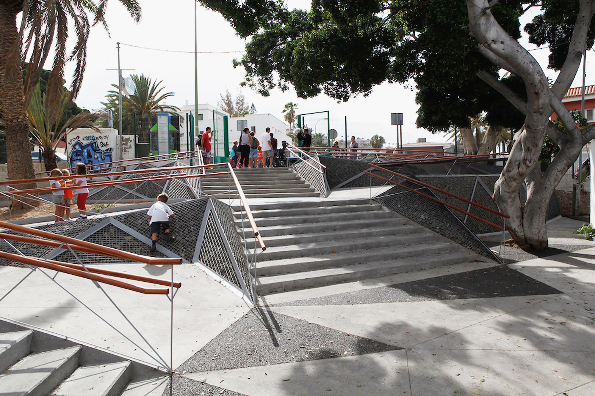 Galería de Construcción triangular genera una escalera y rampa que ...