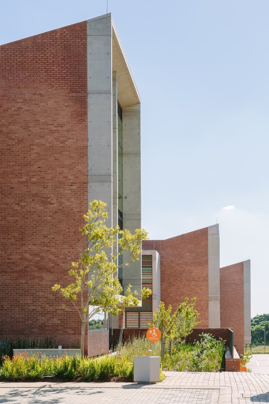Nelson Mandela Children's Hospital / Sheppard Robson + John Cooper ...