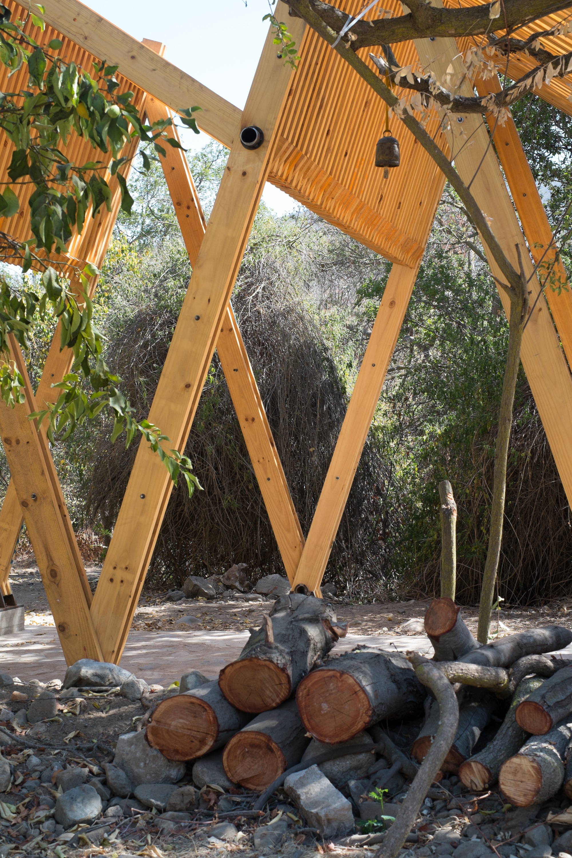 Galería de Curacaví, Chile: Quincho de madera como un continuo entre la ...