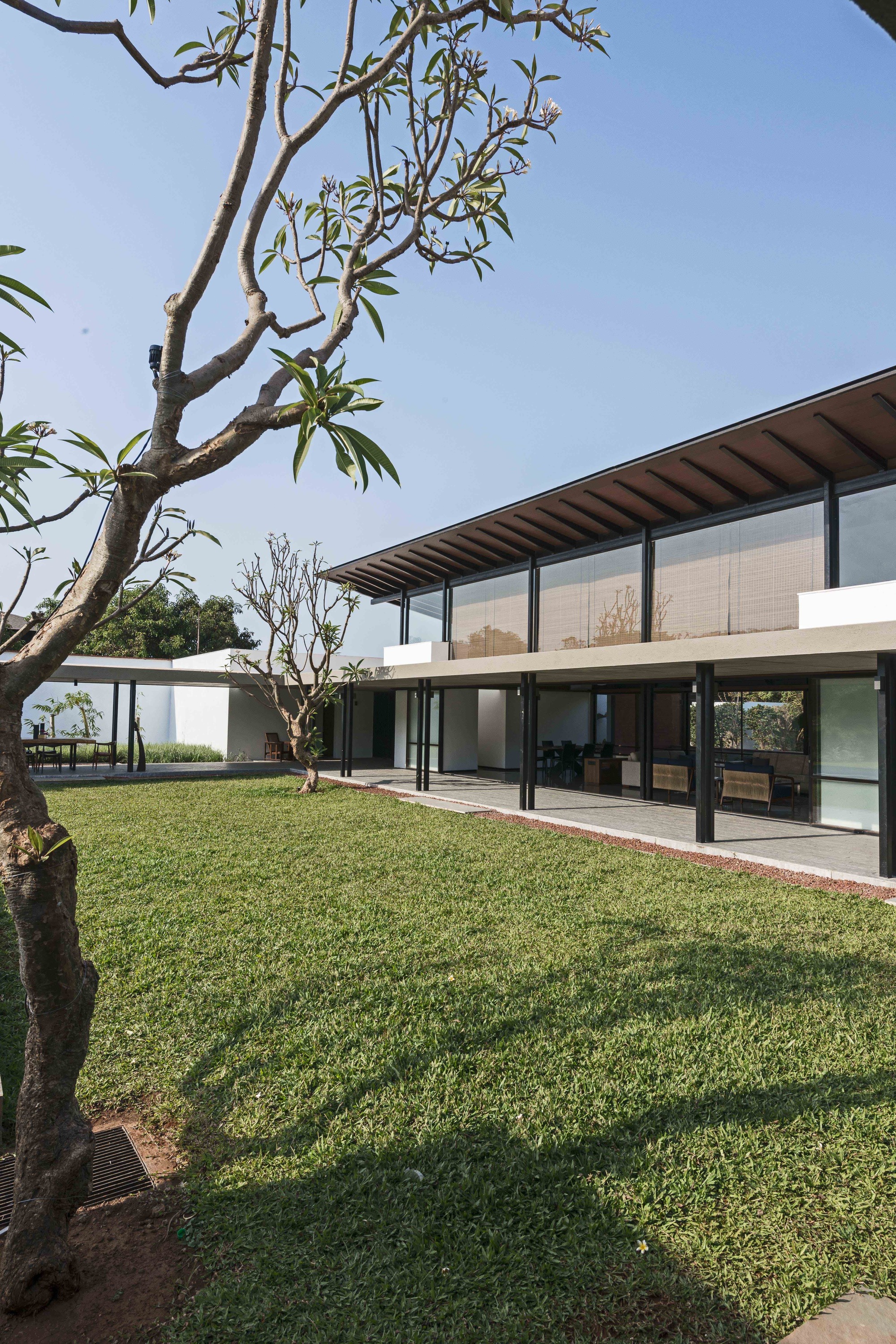 Gallery of The Twin Houses / SPASM Design Architects - 26