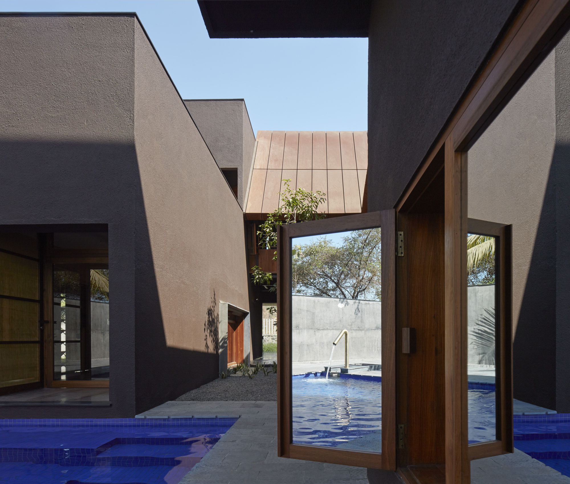 Gallery of The Shadow House / Samira Rathod Design Atelier - 14