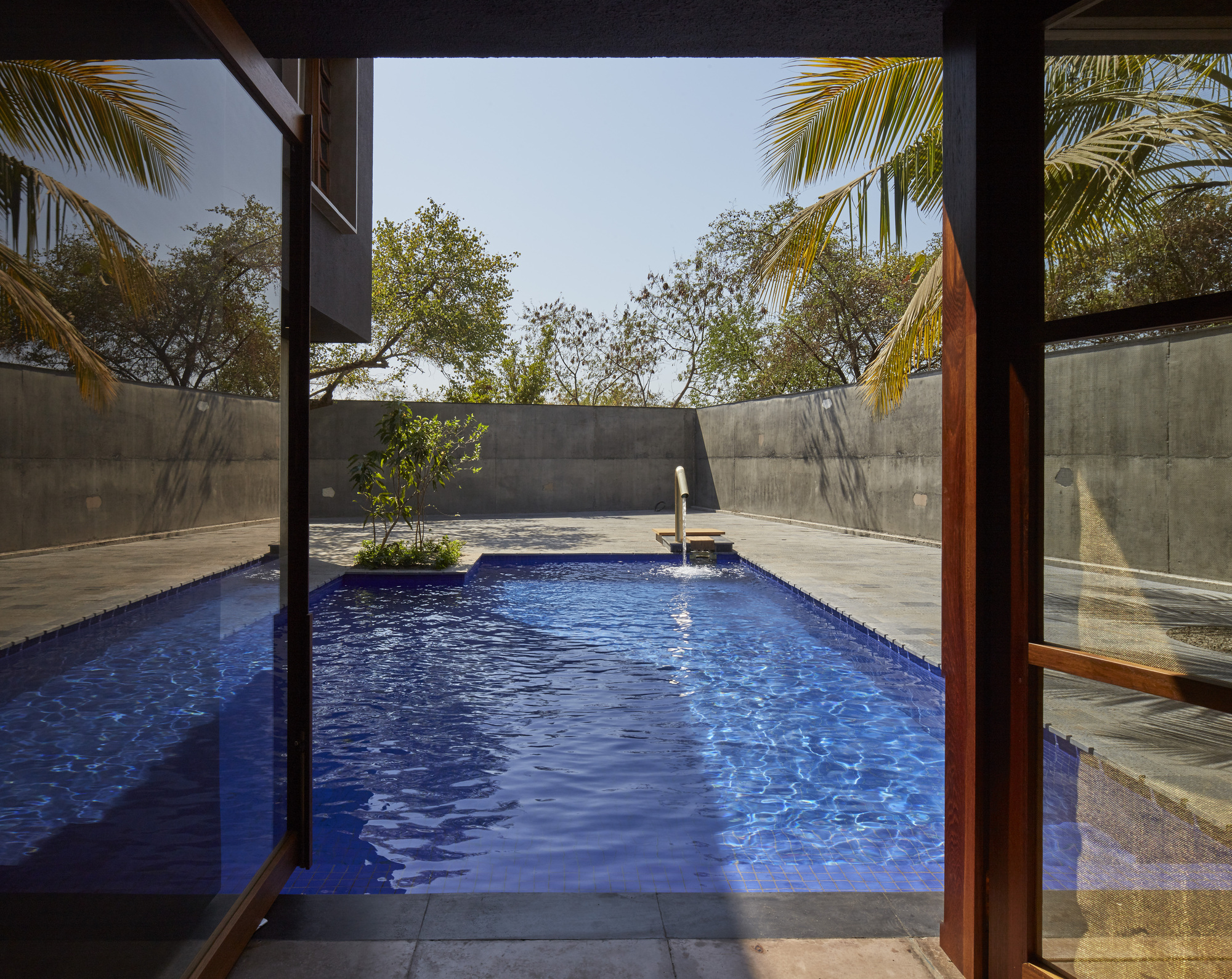 Galeria de Casa Sombra / Samira Rathod Design Atelier - 3