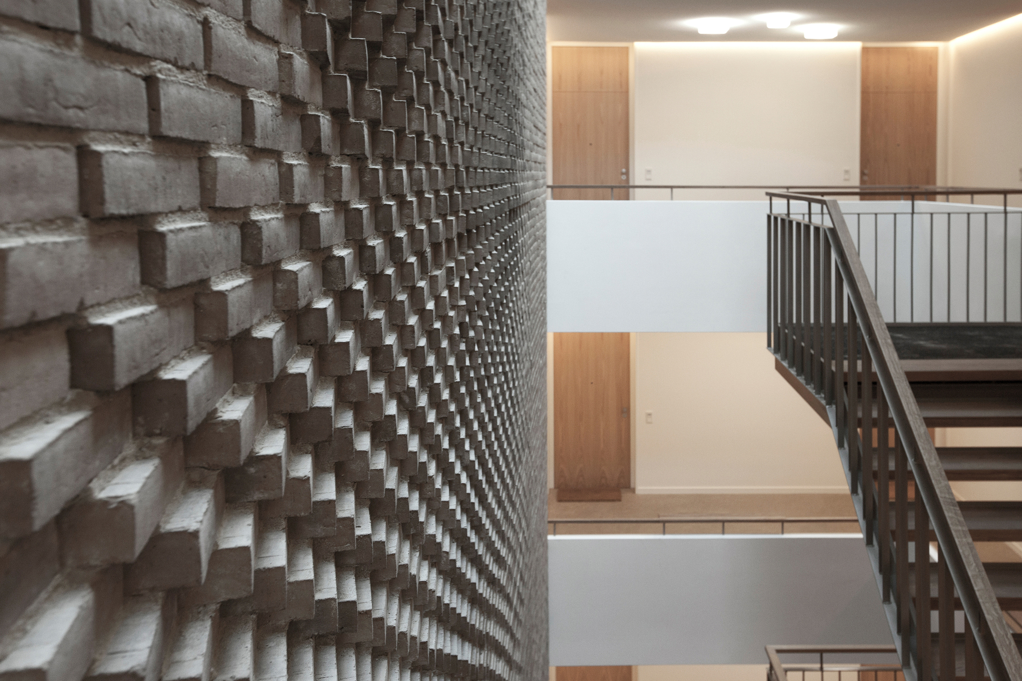 Galería de Muro de ladrillos artesanales inspira su forma en las ondas ...