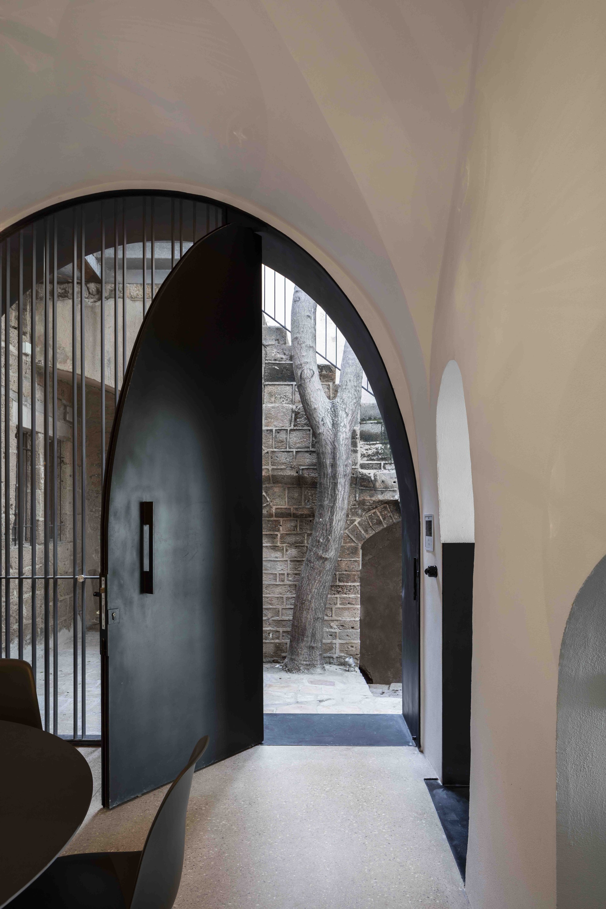 Gallery of Modern Cave / Pitsou Kedem Architects - 21