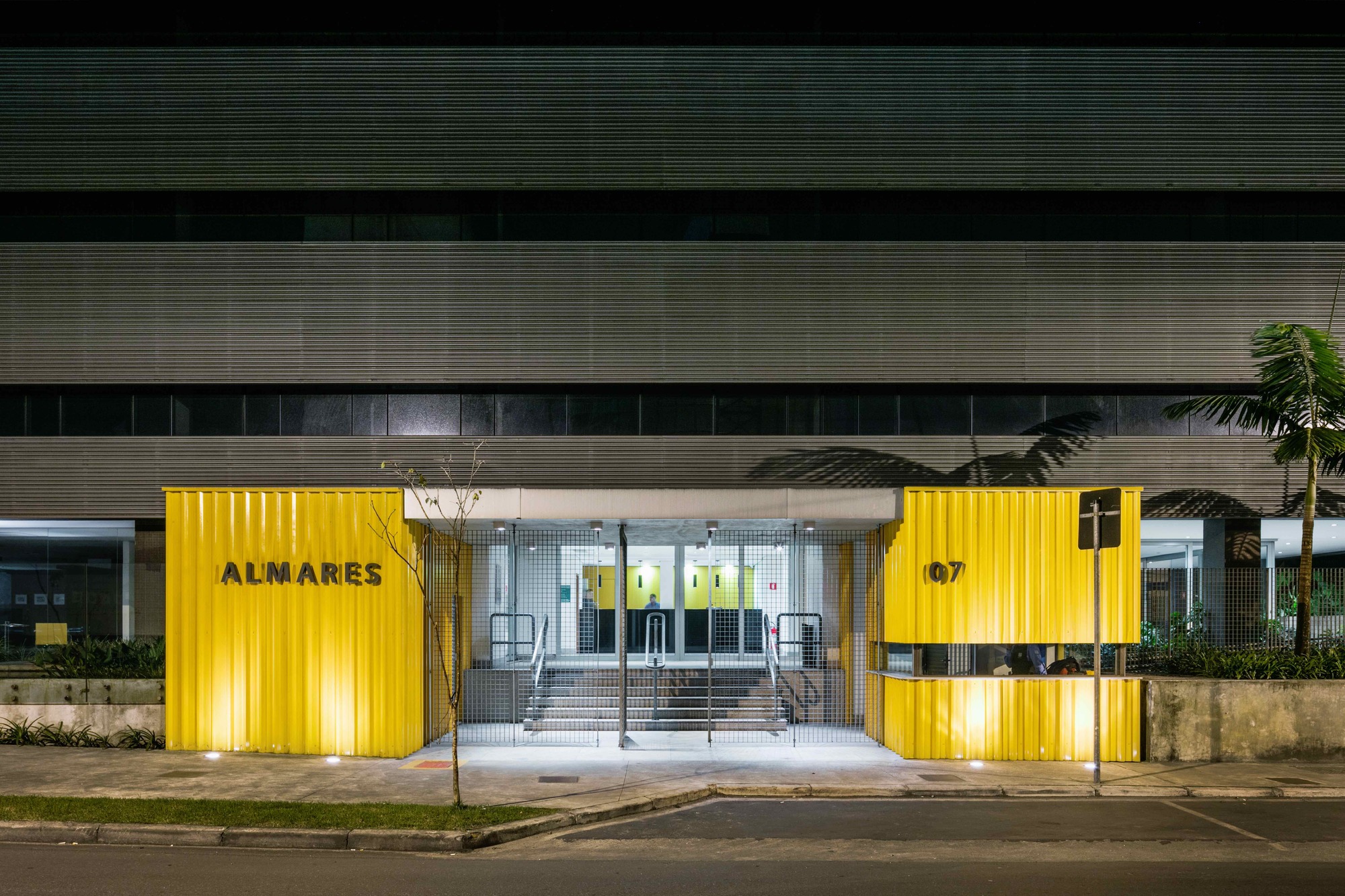 Gallery of Almares Building / Reinach Mendonça Arquitetos Associados - 4