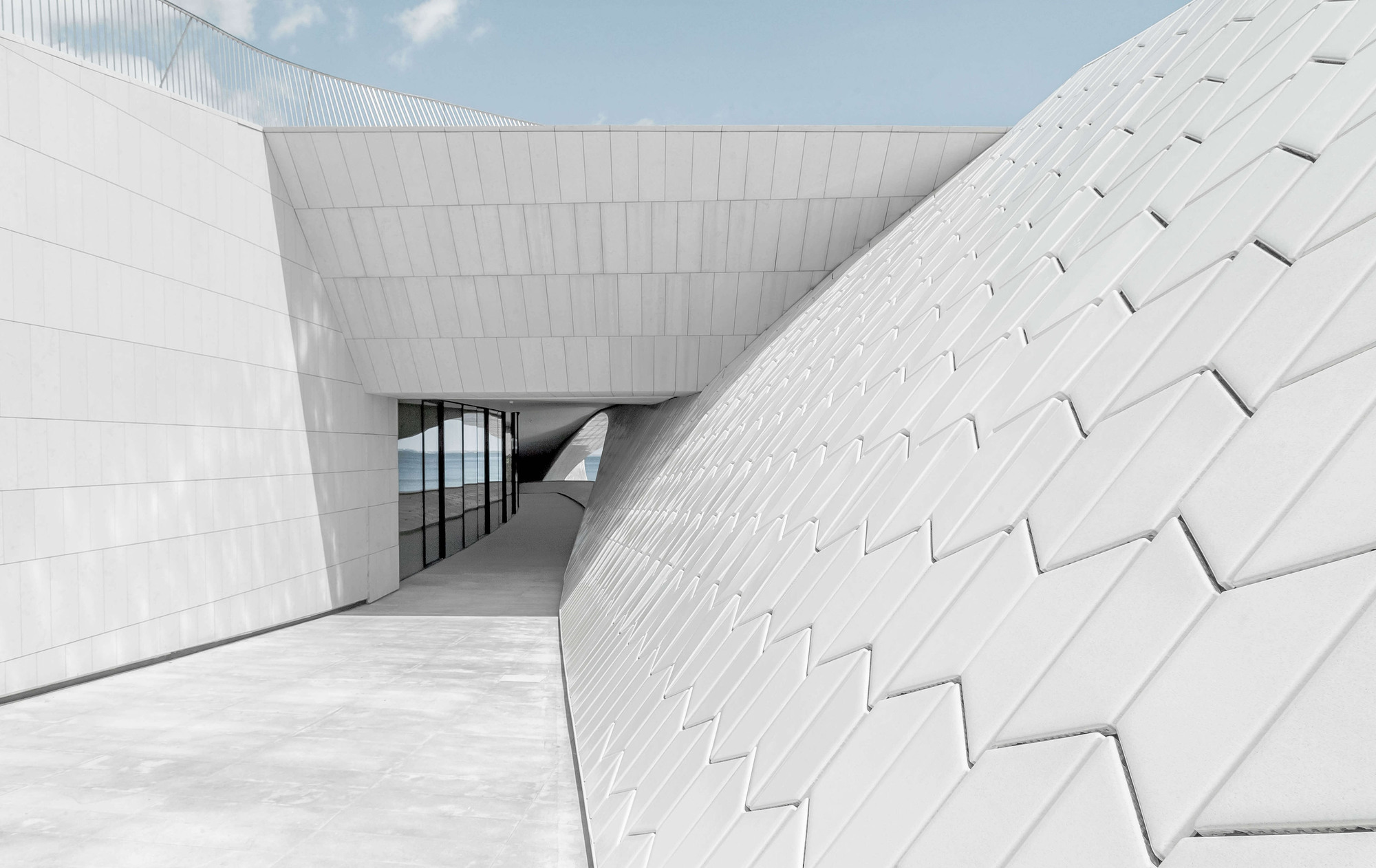 Gallery of The Textural, Geometric Surfaces of AL_A's MAAT in Lisbon - 19