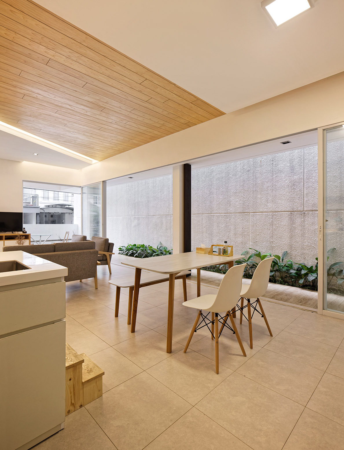 Gallery of Inset House / DELUTION - 18