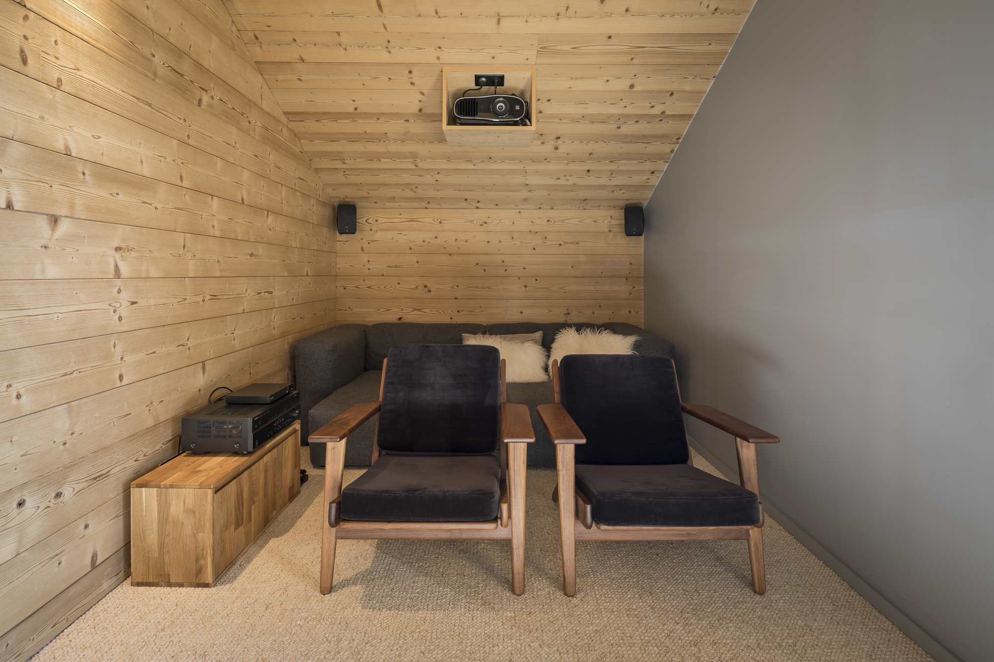 Gallery of Mountain House / Studio Razavi architecture - 8