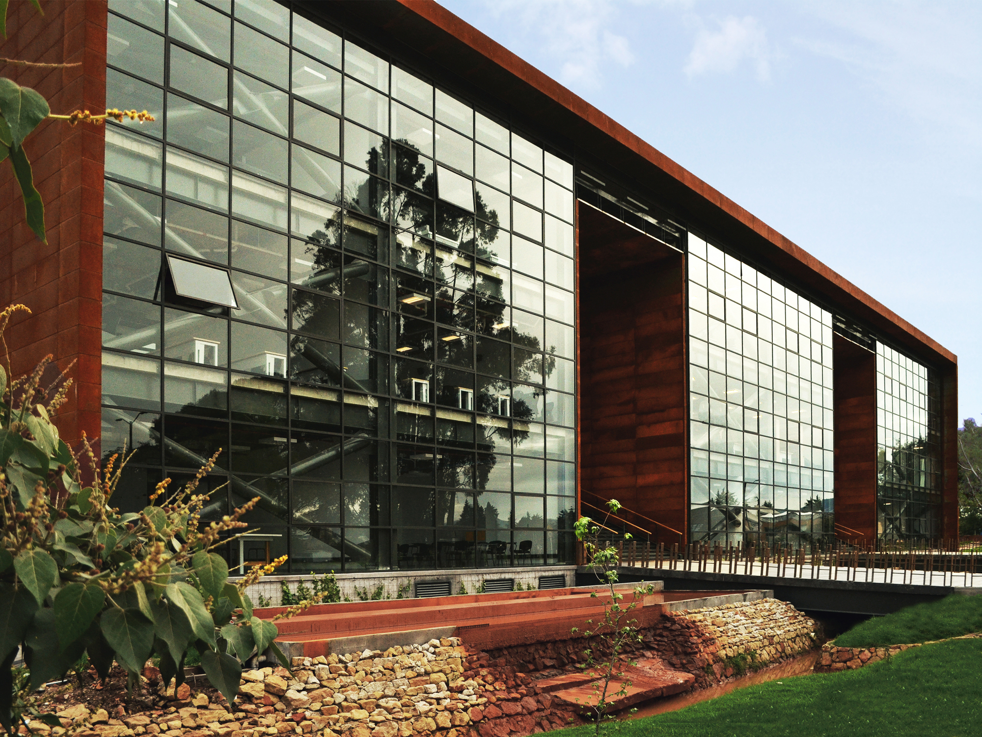 Galería de Edificio de Laboratorio “I” / AGRA Anzellini Garcia-Reyes ...