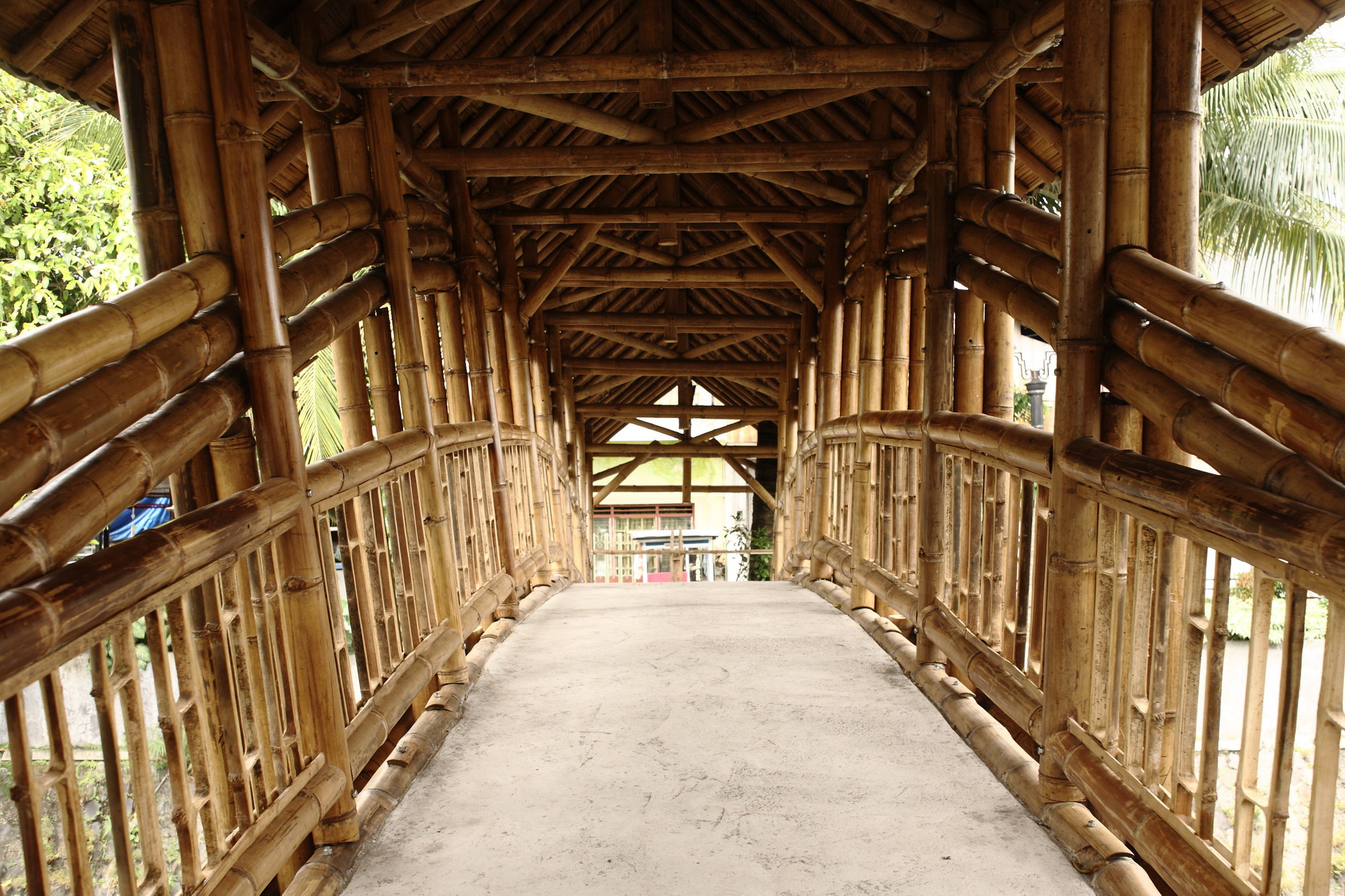 Galería de Puente de Bambú en Indonesia presenta alternativas ...