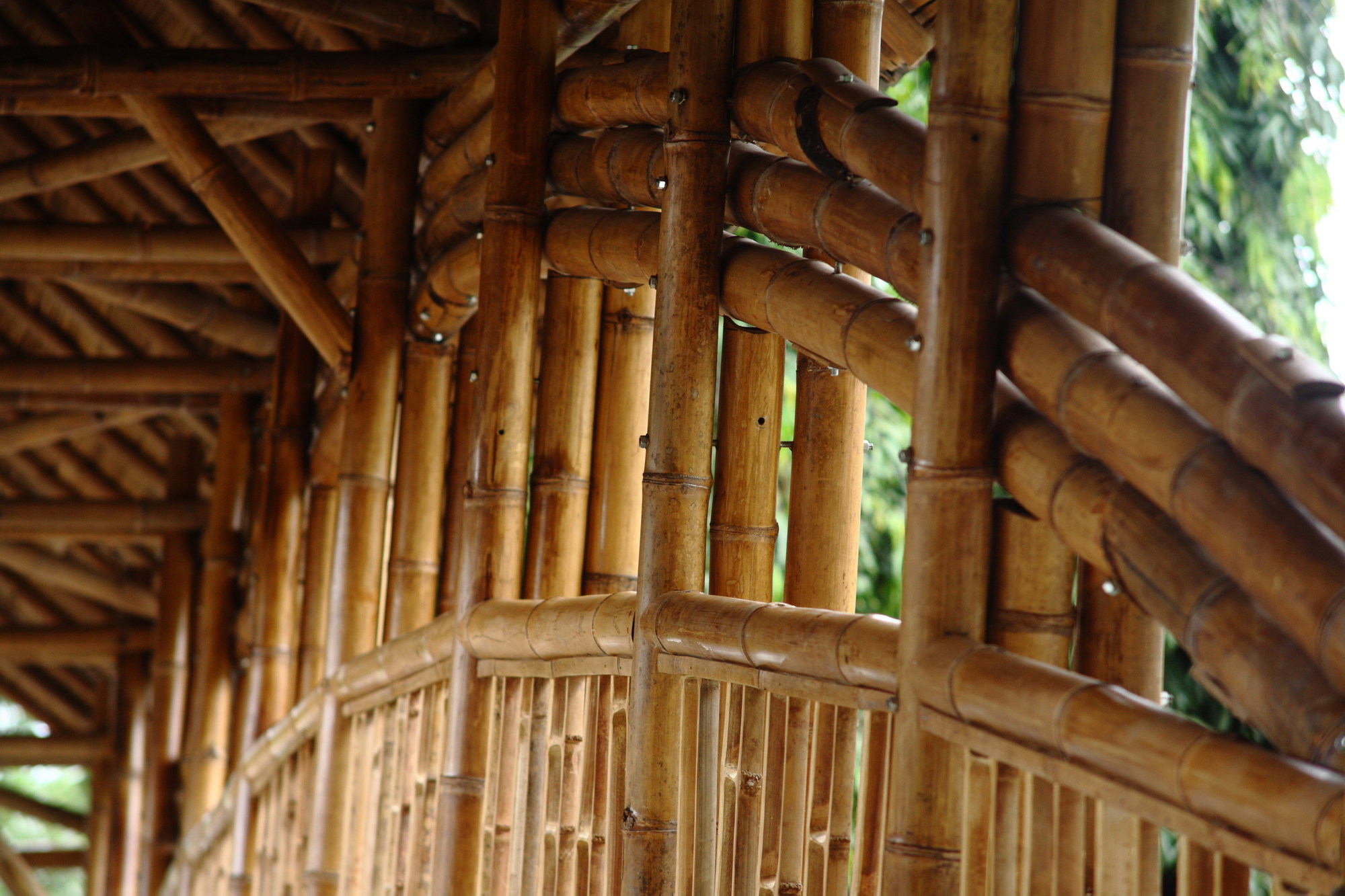 Galería de Puente de Bambú en Indonesia presenta alternativas ...