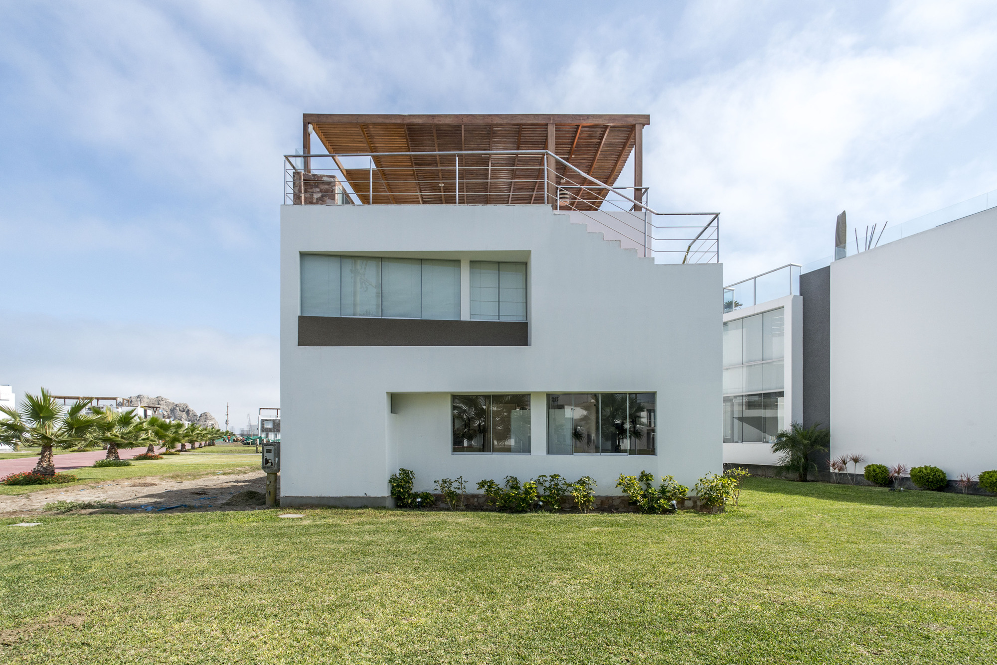 Gallery of Slash House / Conrad San Roman Flores - 6