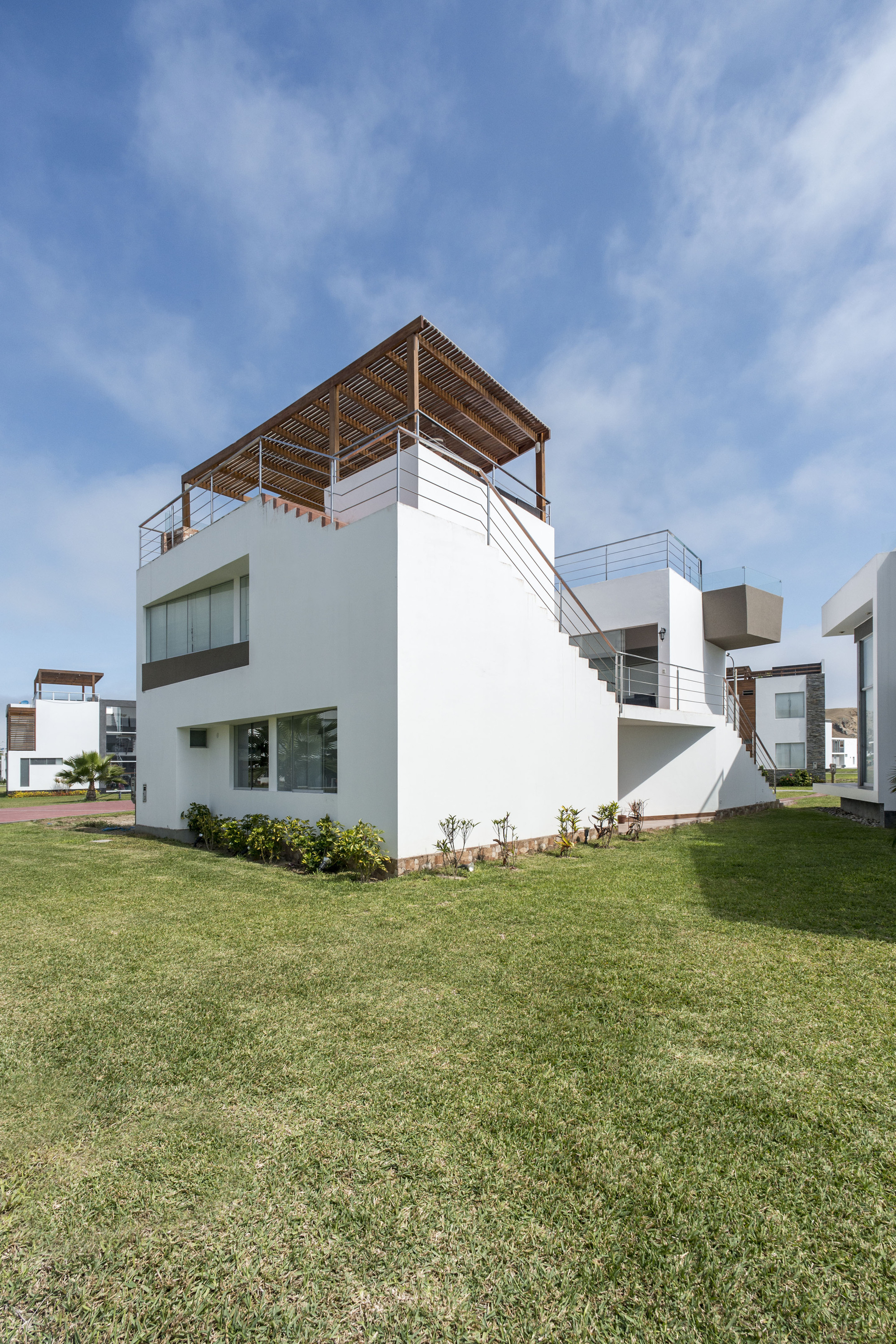 Gallery of Slash House / Conrad San Roman Flores - 9