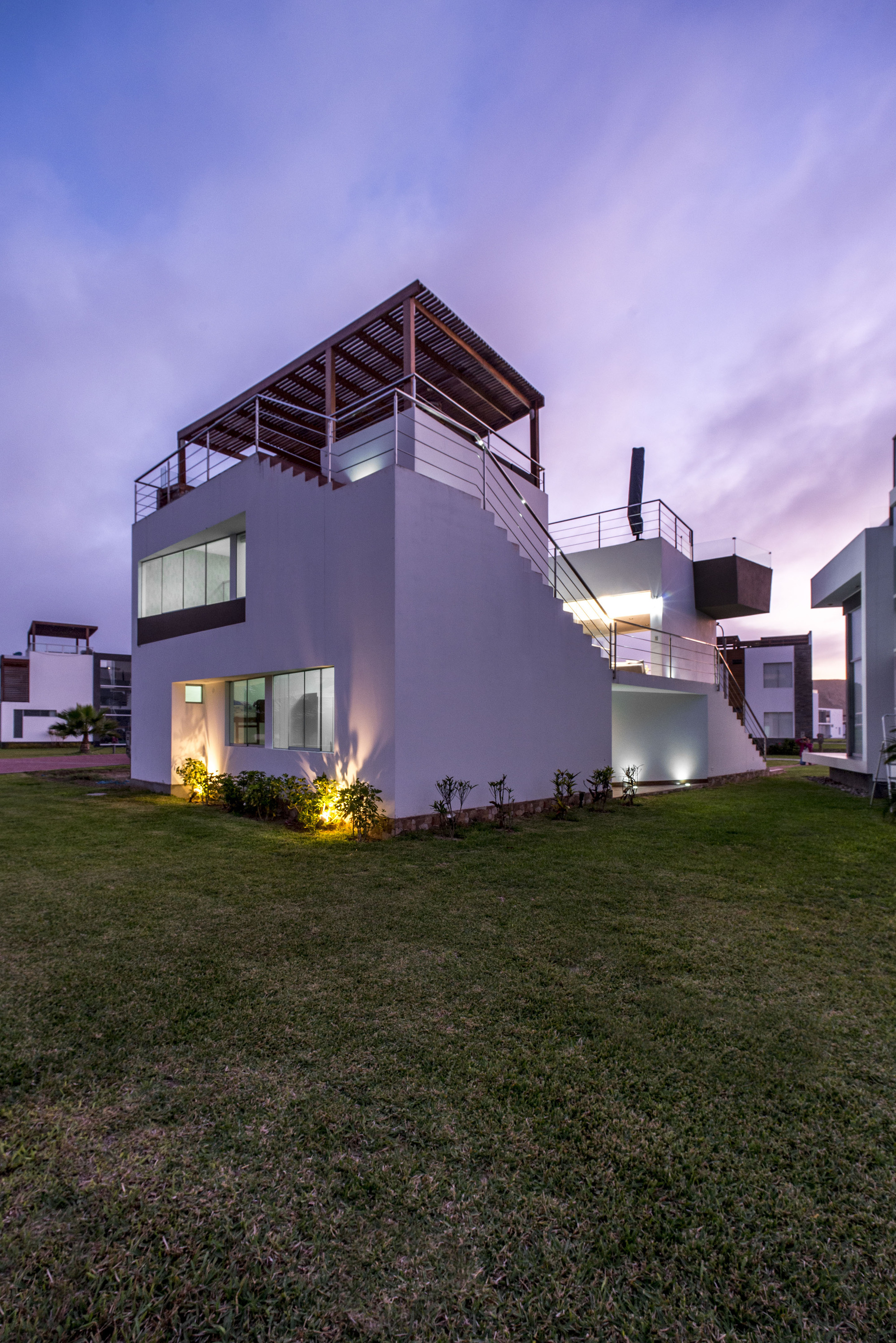 Gallery of Slash House / Conrad San Roman Flores - 16
