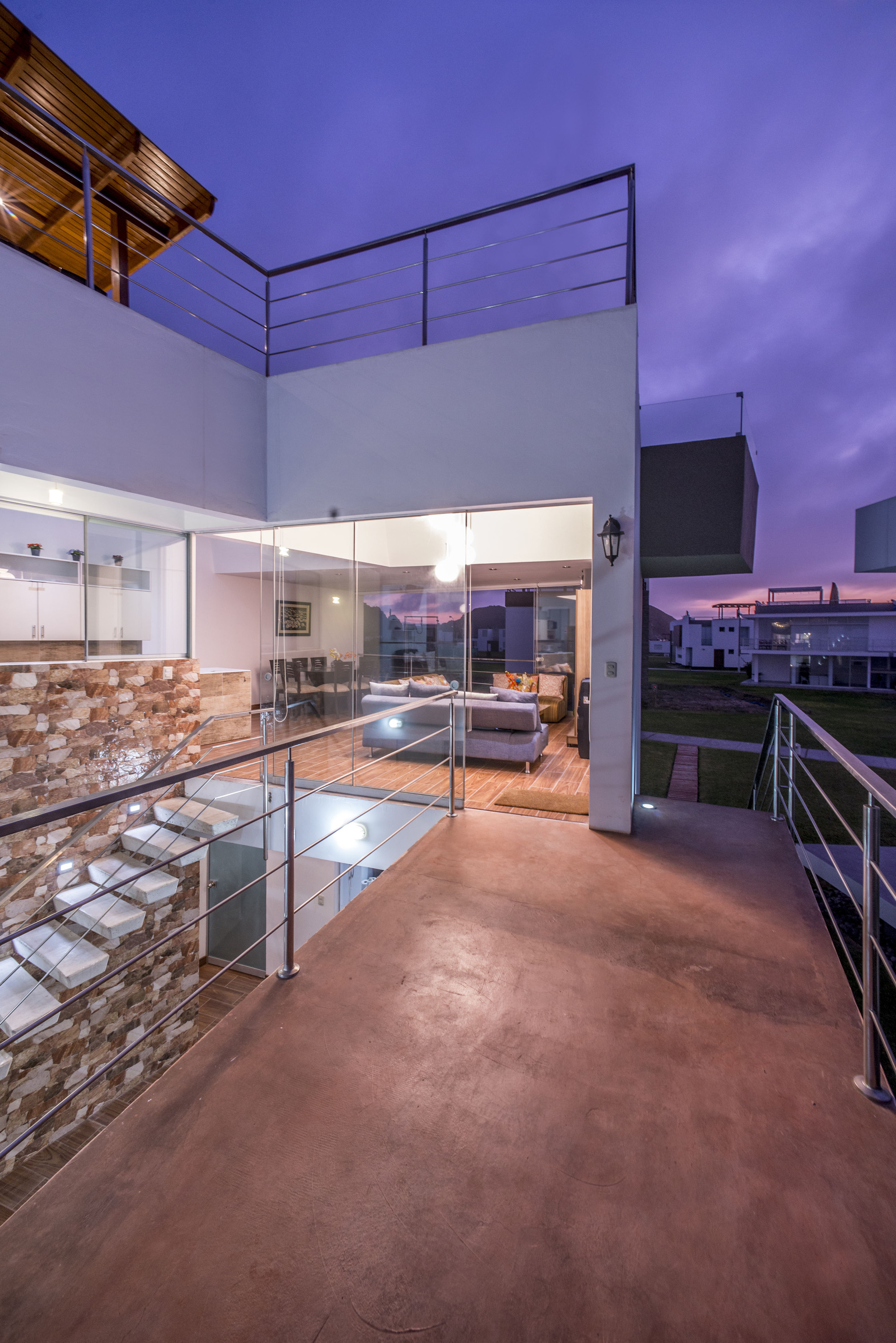 Gallery of Slash House / Conrad San Roman Flores - 17