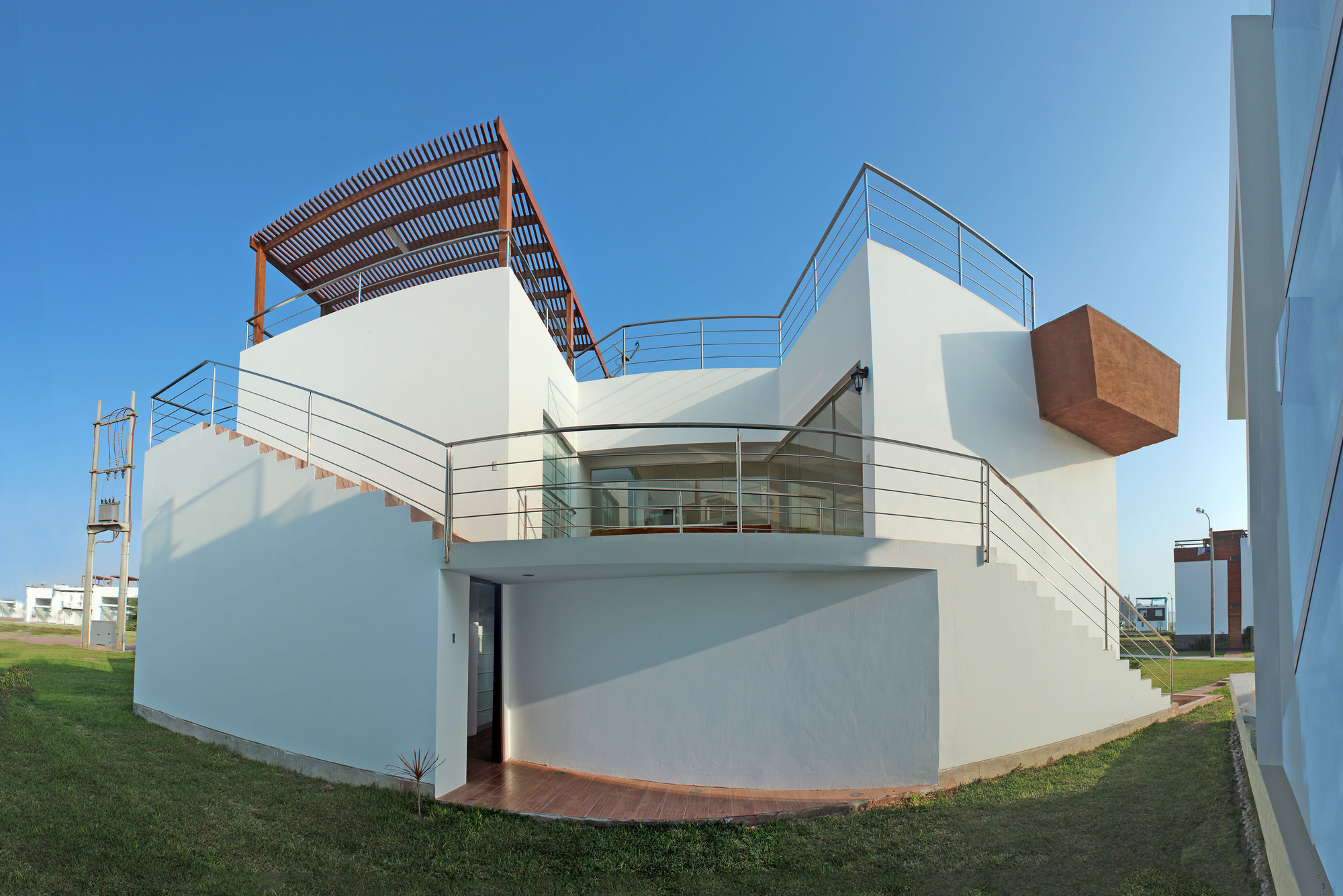 Gallery of Slash House / Conrad San Roman Flores - 8