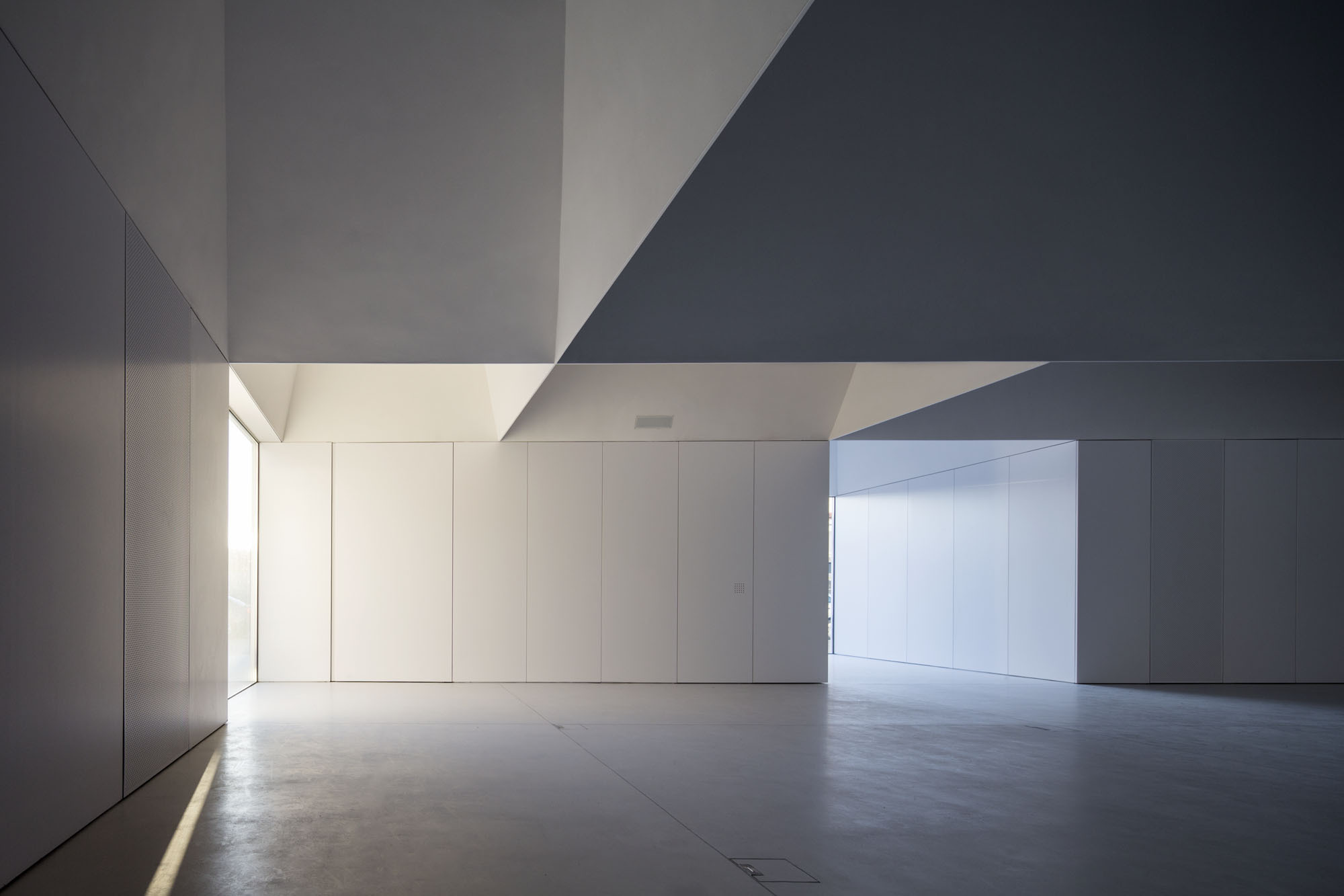 Gallery of Grândola Meeting Center / Aires Mateus - 8