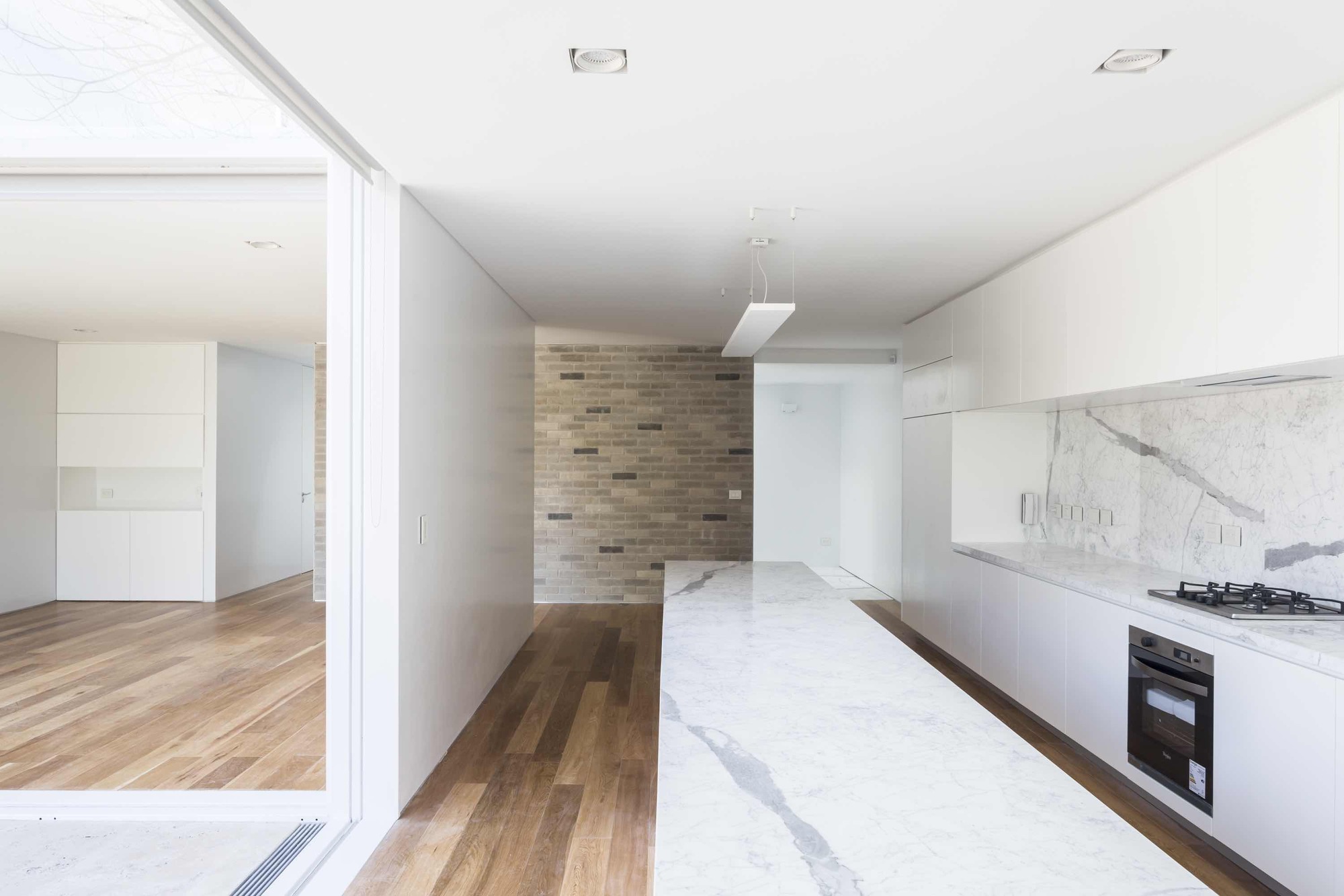 Gallery of Corner House / Nicolás Pinto da Mota + Victoria María Falcón ...