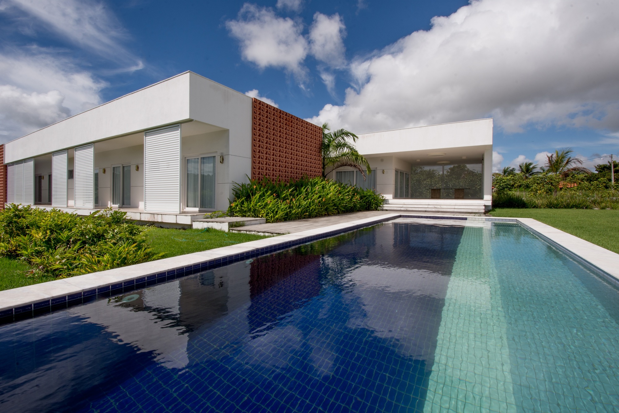 Gallery of T House / Teófilo Otoni Arquitetura - 16