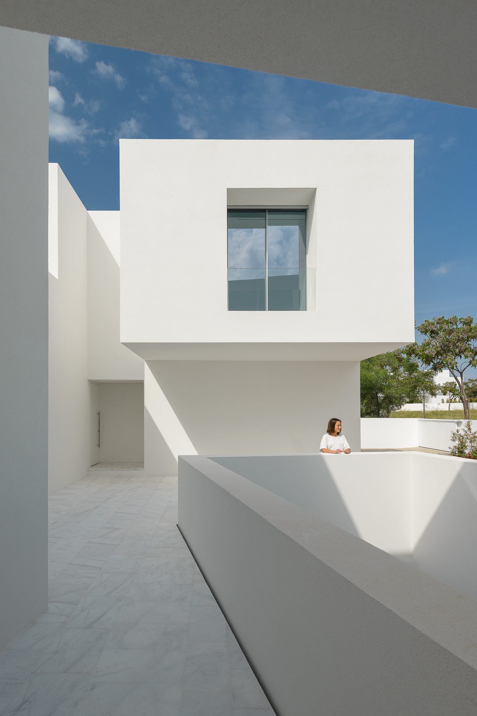 Gallery of Between Two White Walls / Corpo Atelier - 2