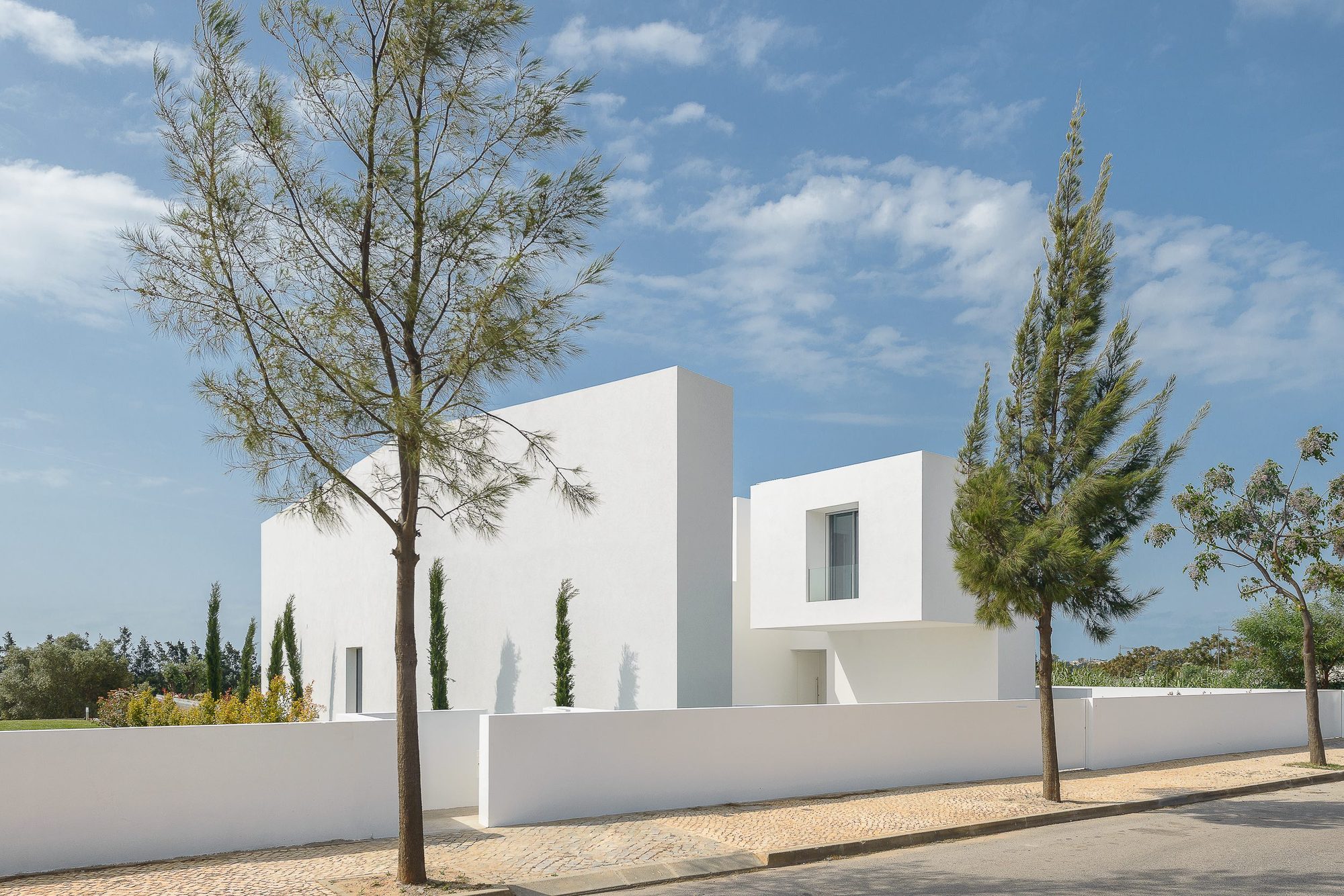 Gallery of Between Two White Walls / Corpo Atelier - 13