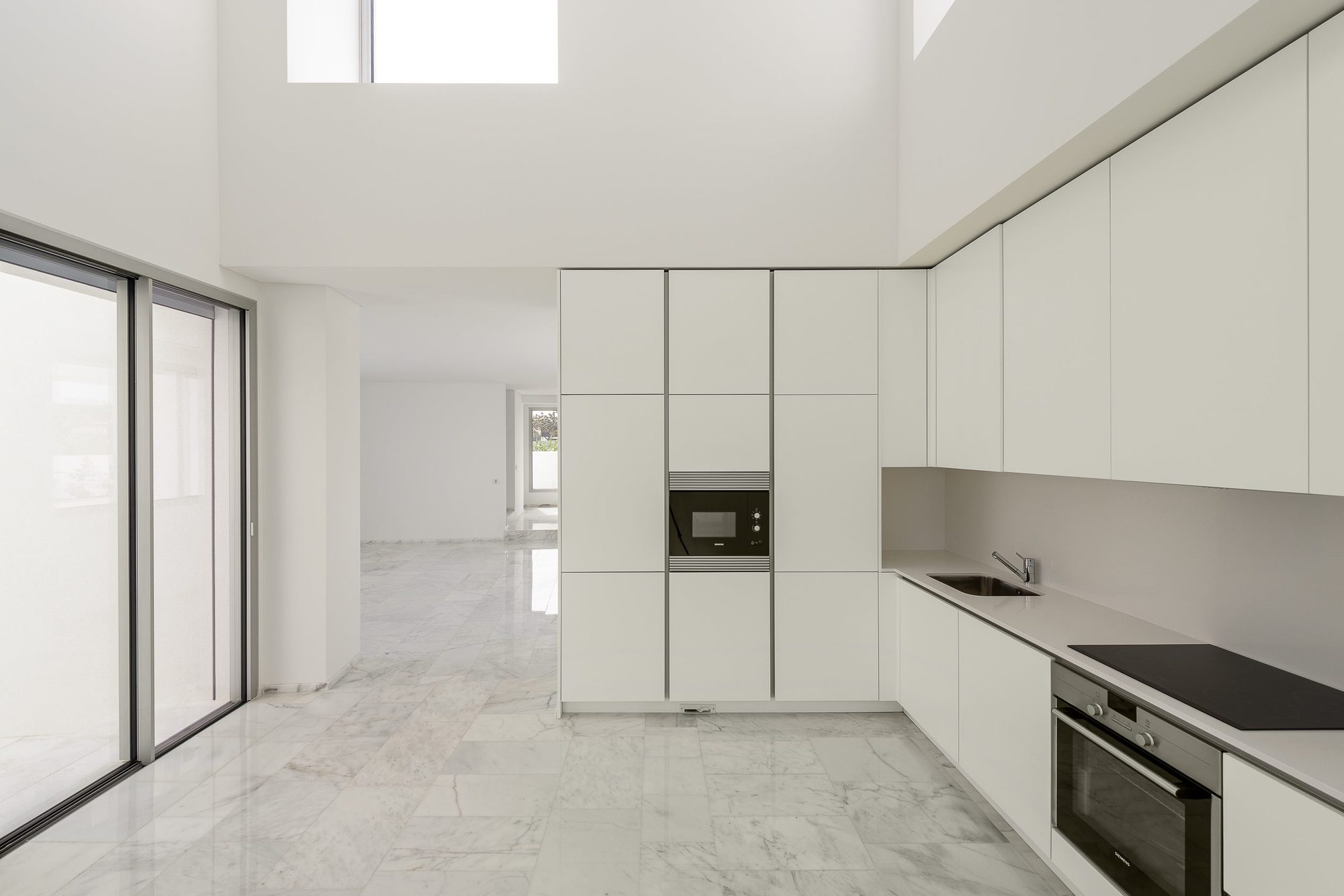 Gallery of Between Two White Walls / Corpo Atelier - 26