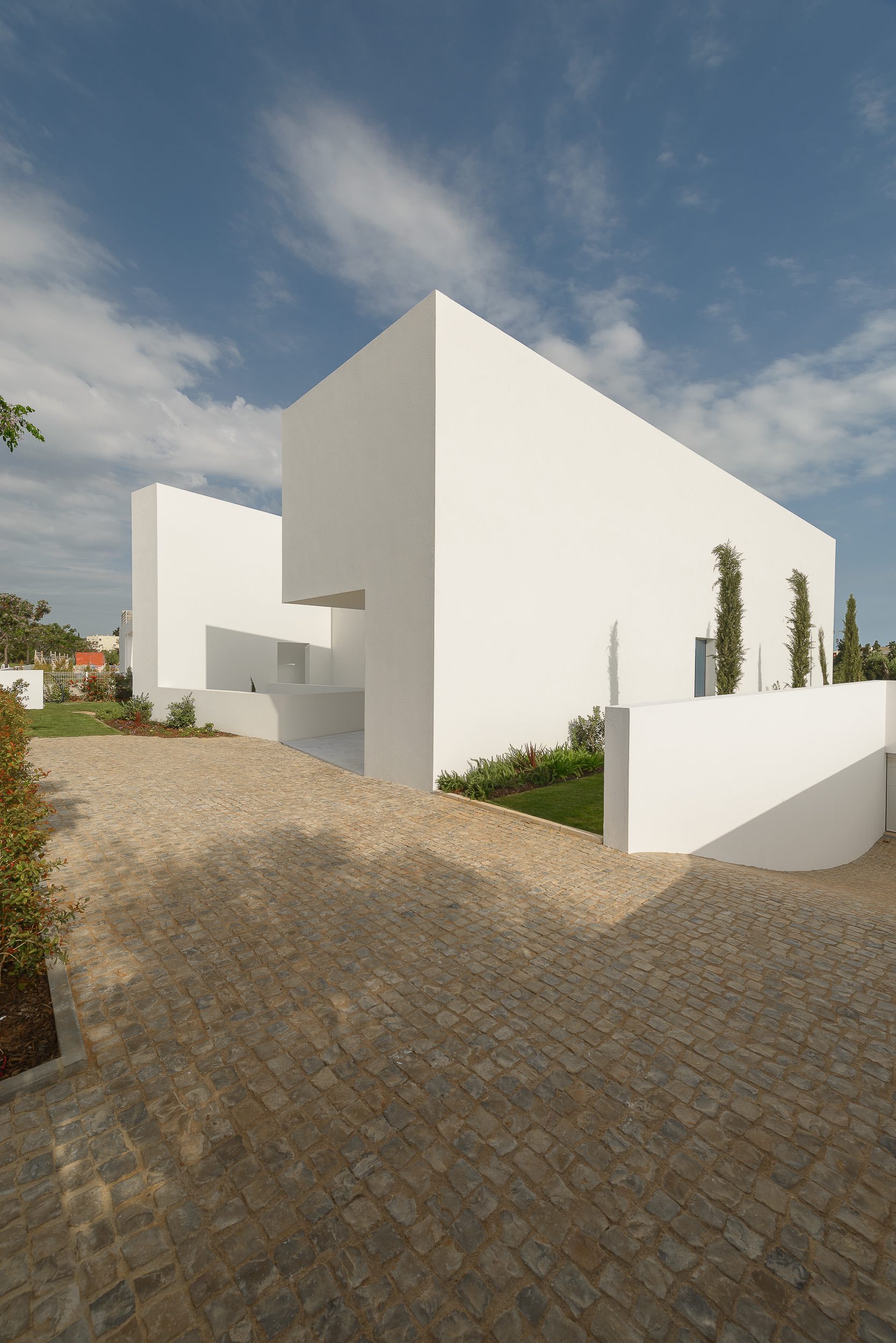 Gallery of Between Two White Walls / Corpo Atelier - 22