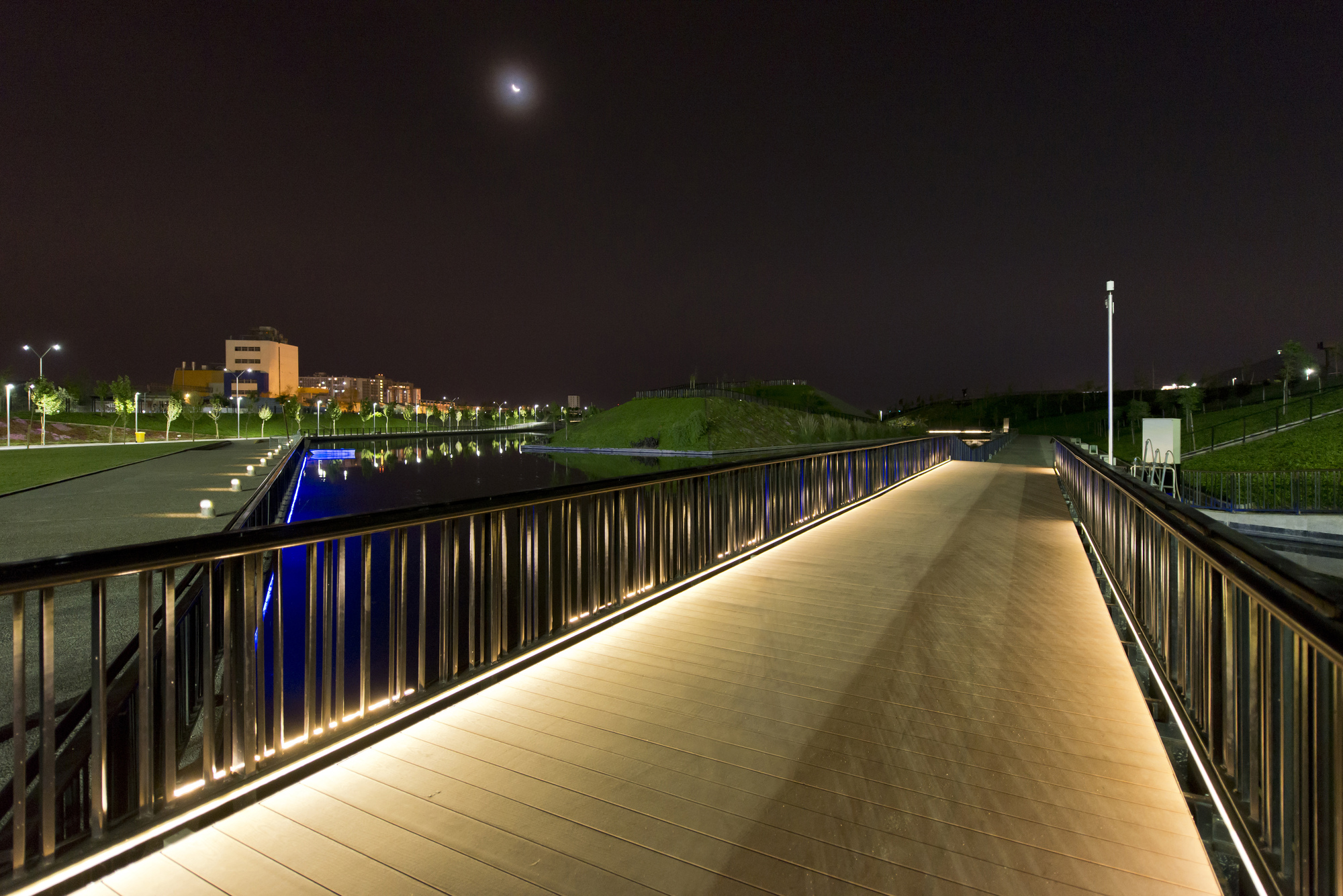 Galería de Iluminación del Parque Fluvial Renato Poblete ofrece una ...