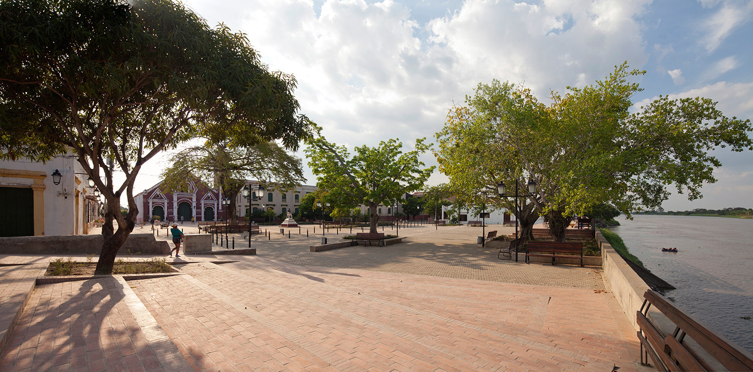Galería de 10 parques y plazas que enmarcan el paisaje urbano y la ...