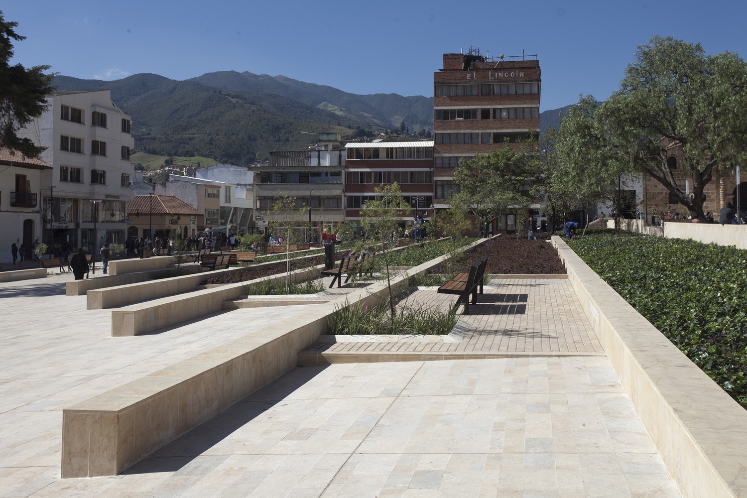 Galería de 10 parques y plazas que enmarcan el paisaje urbano y la ...