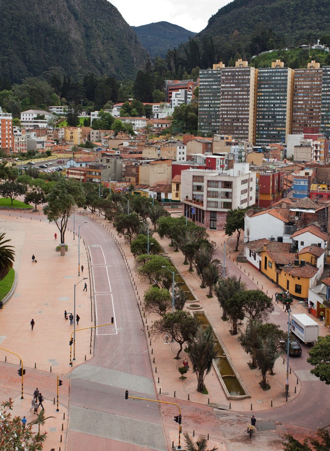 Galería de 10 parques y plazas que enmarcan el paisaje urbano y la ...