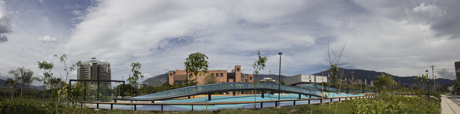 Galería de 10 parques y plazas que enmarcan el paisaje urbano y la ...