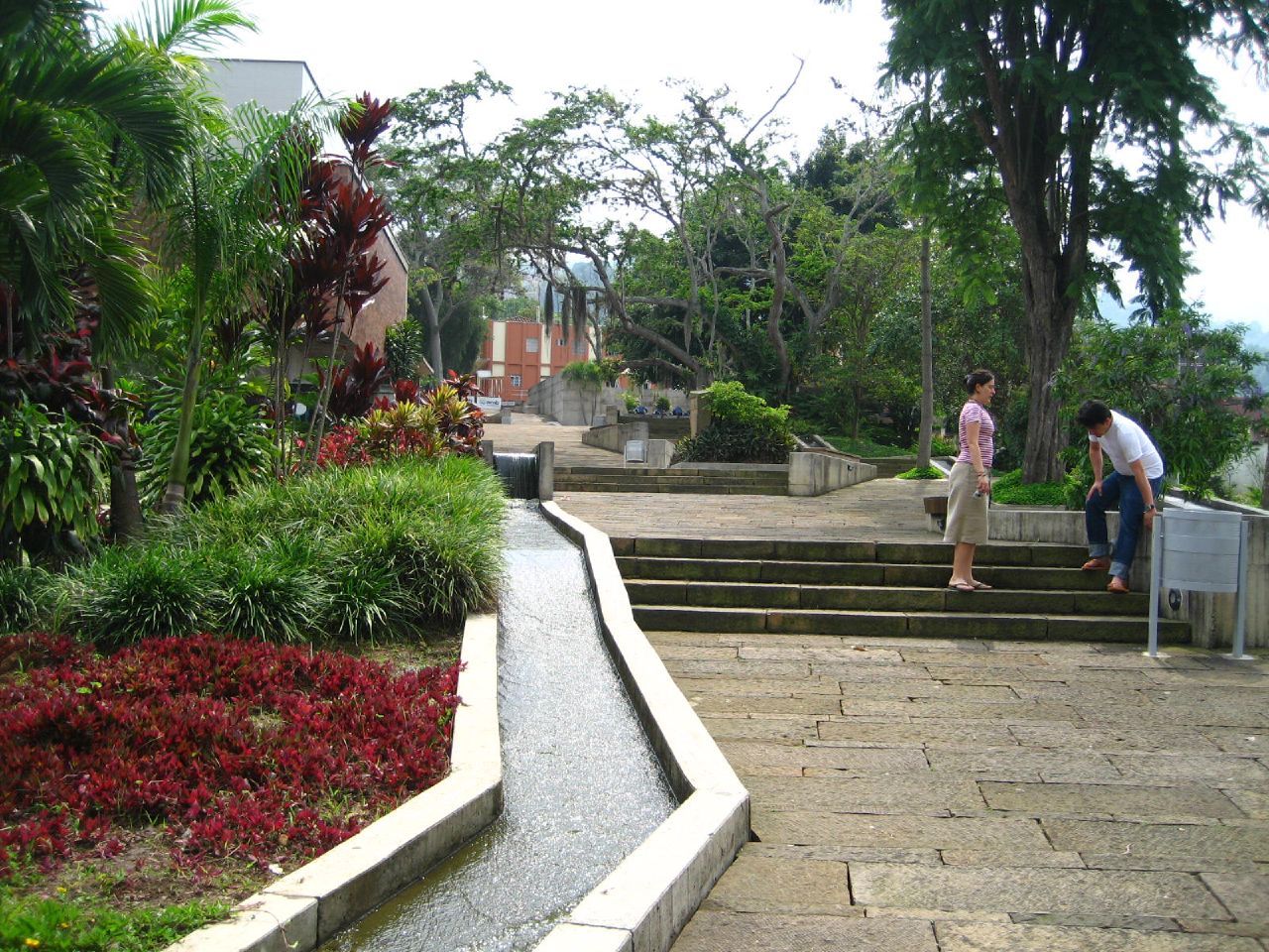 Galería de 10 parques y plazas que enmarcan el paisaje urbano y la ...