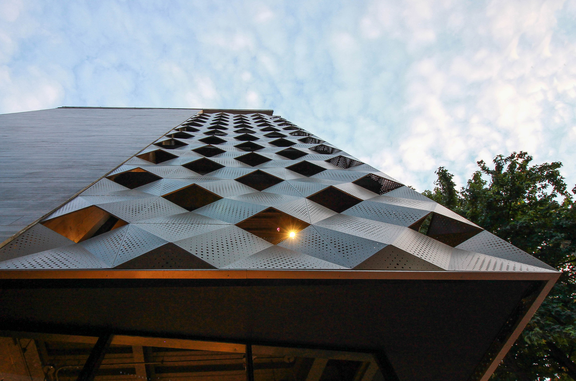 Fachada de paneles metálicos caracteriza la nueva torre de Productos ...