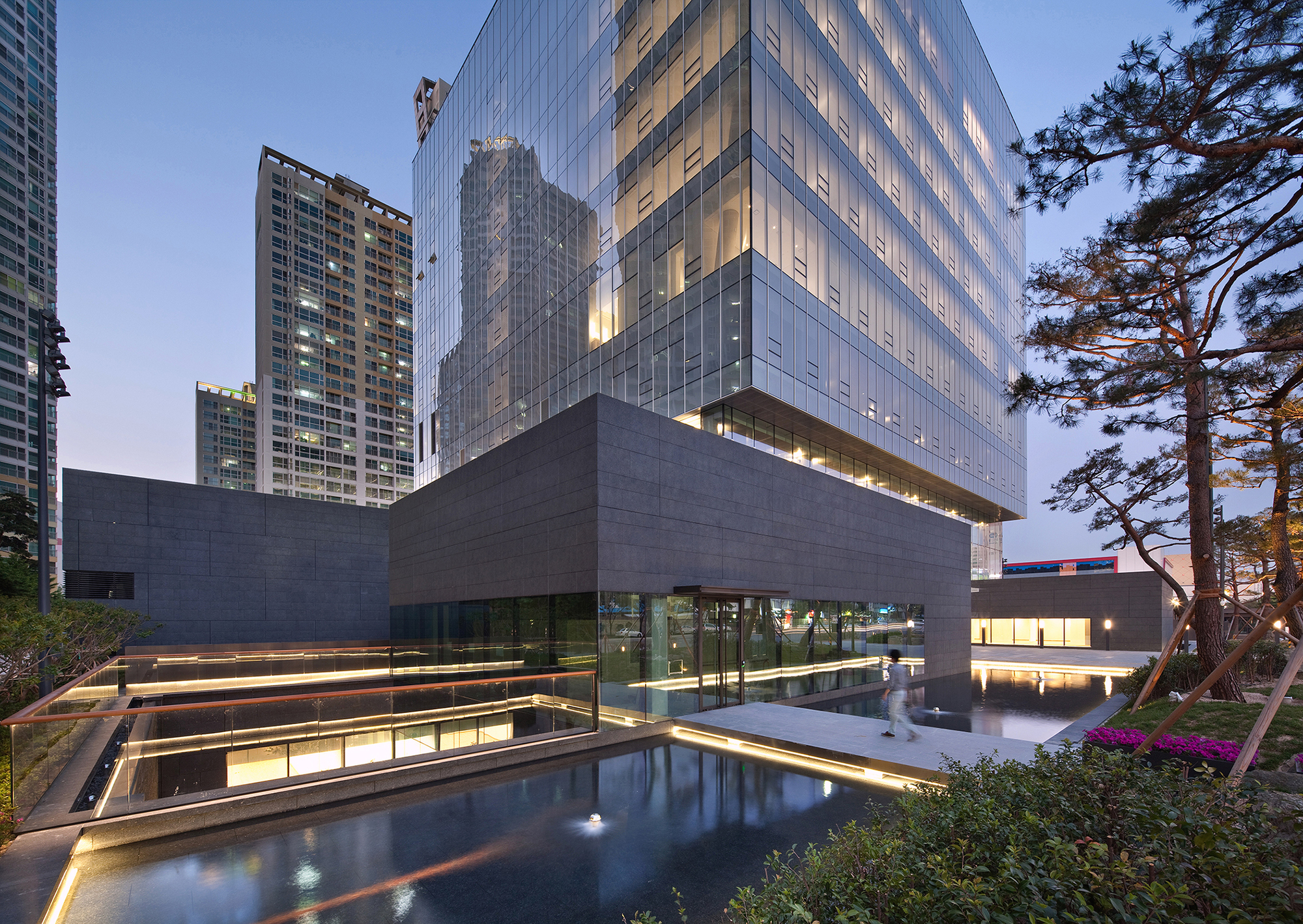 Galeria de A segunda sede de DAEGU BANK / JUNGLIM Architecture - 3