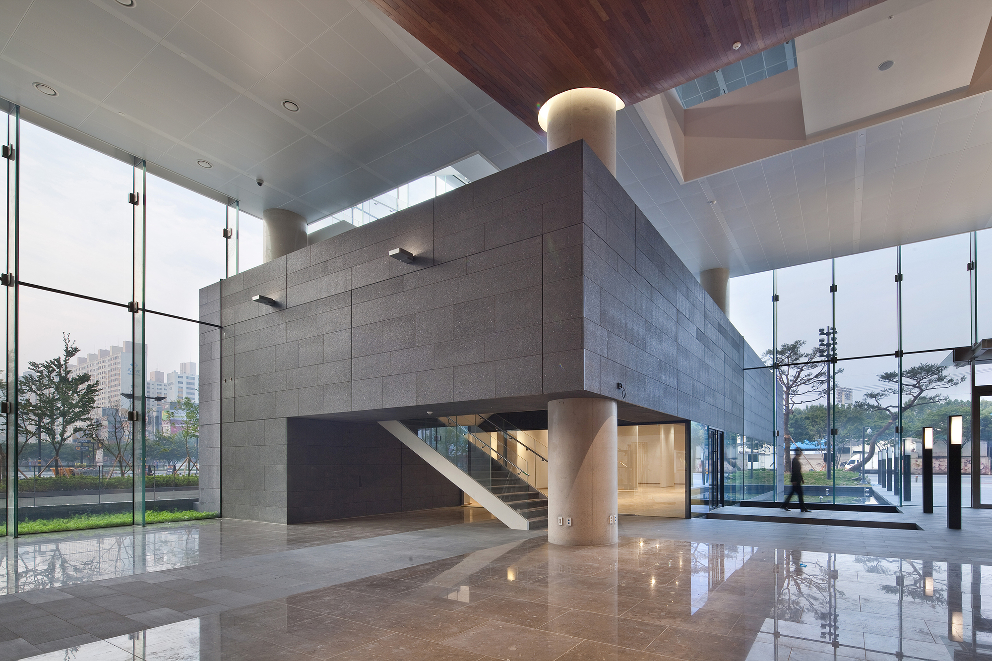 Galeria de A segunda sede de DAEGU BANK / JUNGLIM Architecture - 9