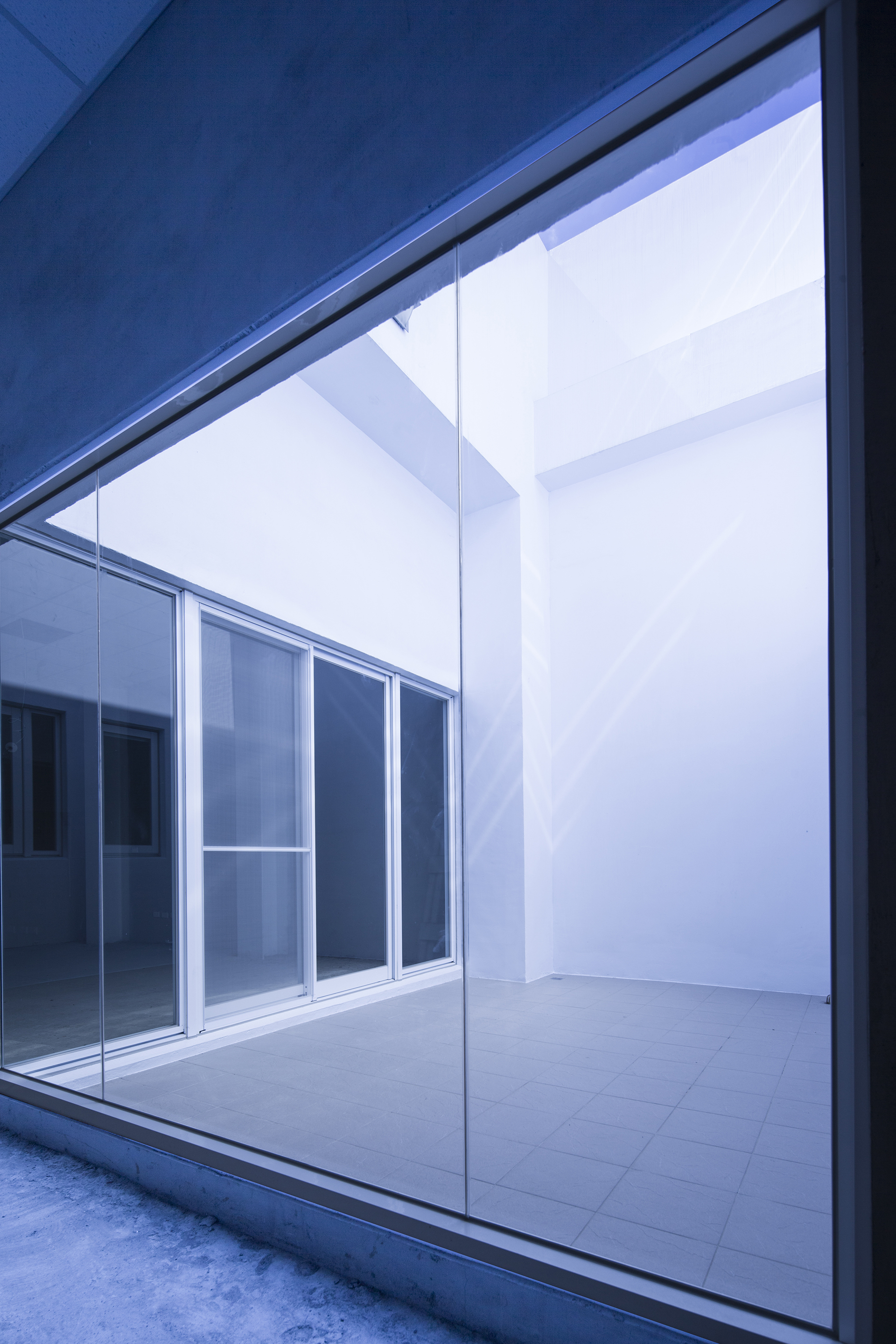 Gallery of Floating Veranda / TA architect - 23