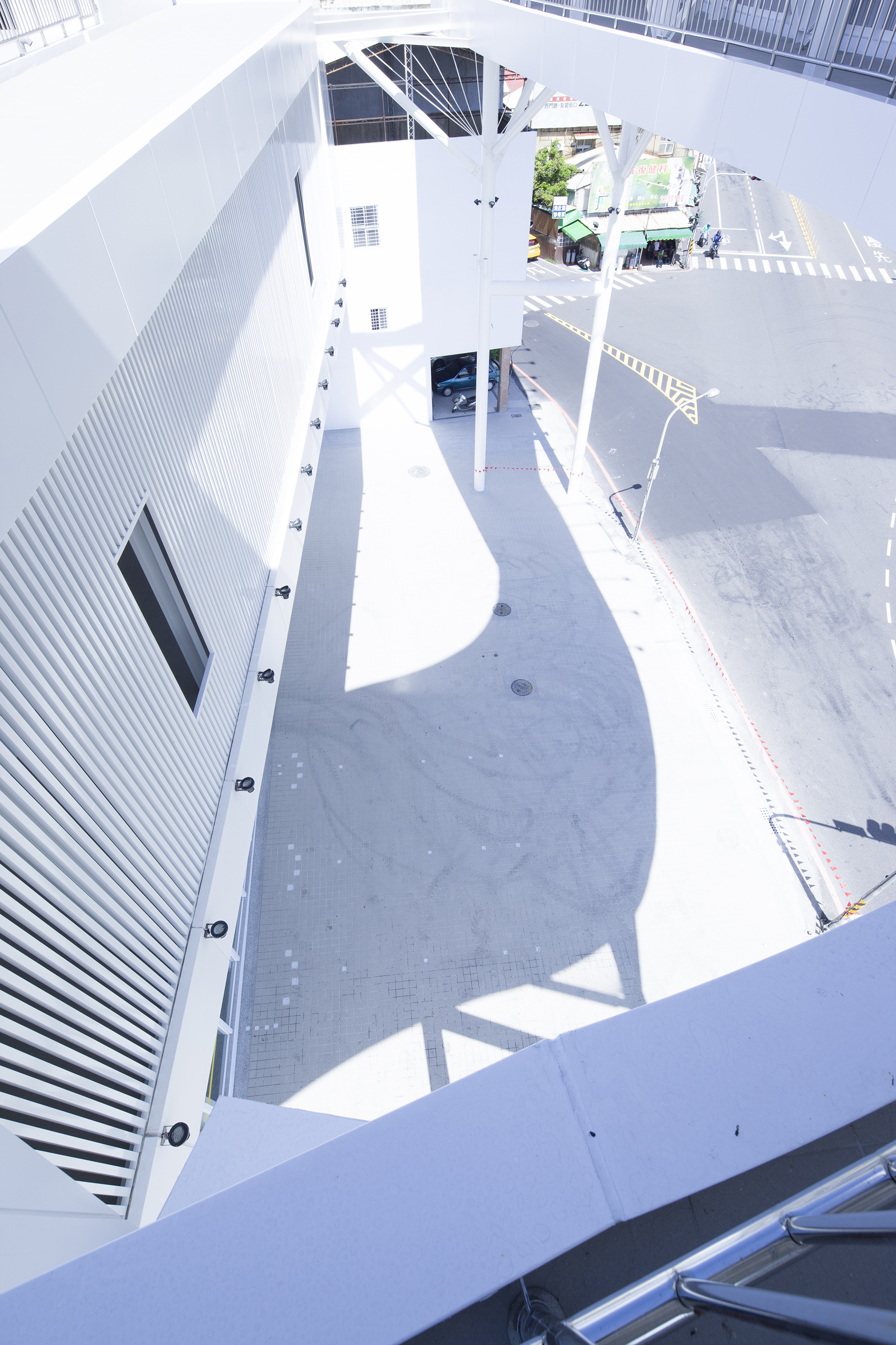 Gallery of Floating Veranda / TA architect - 24