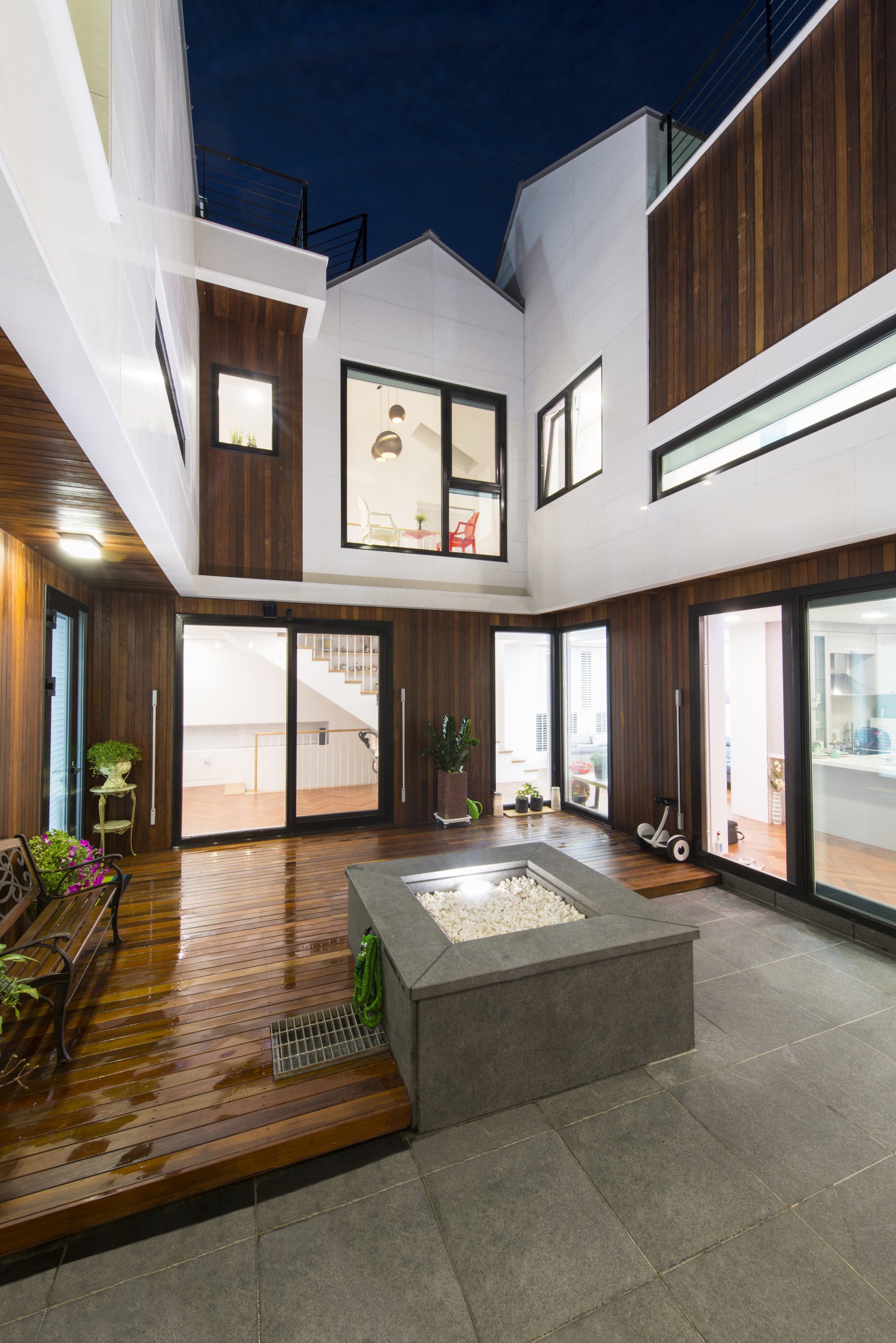 Gallery of Courtyard House / Design Guild - 22