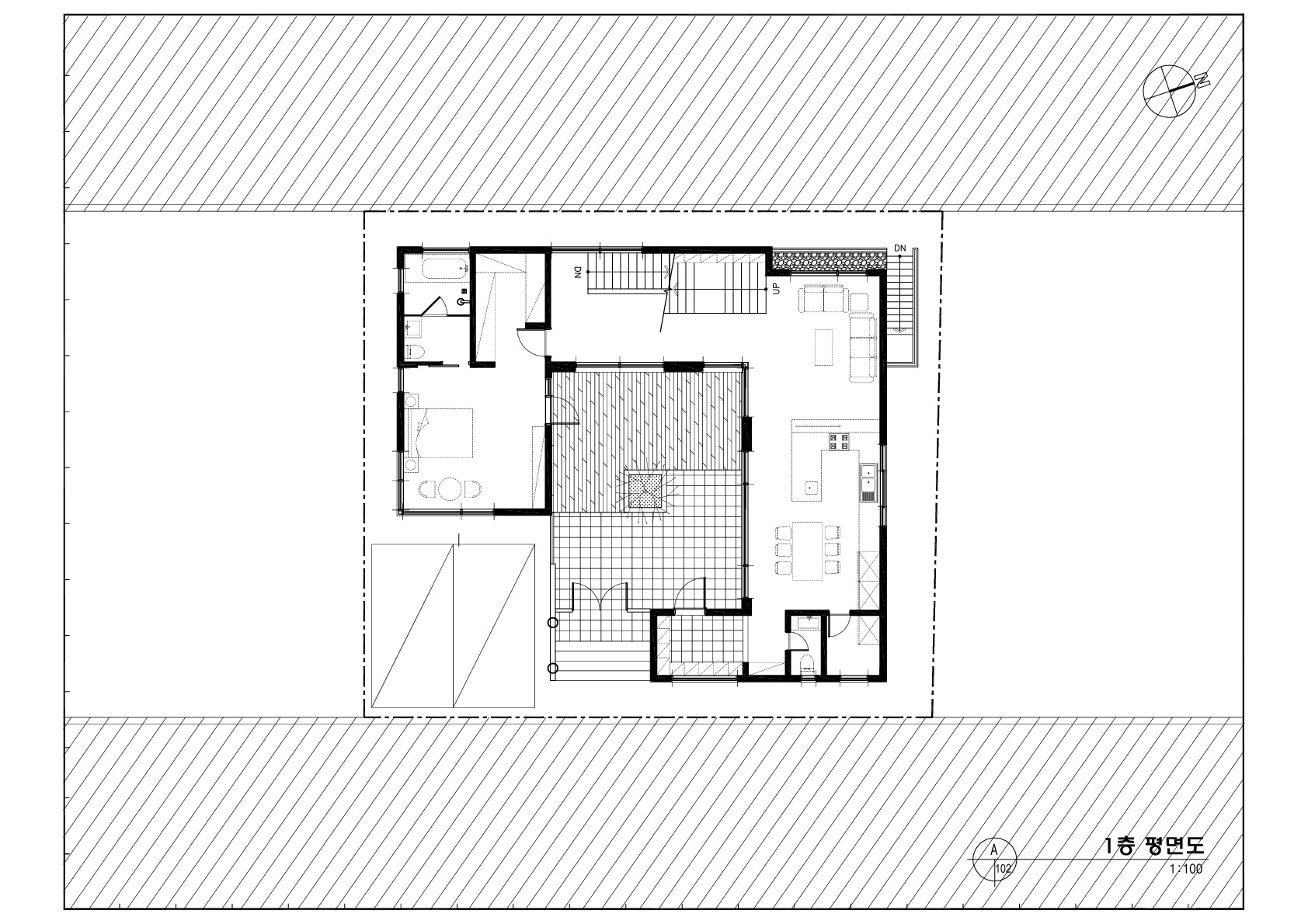 Gallery of Courtyard House / Design Guild - 36