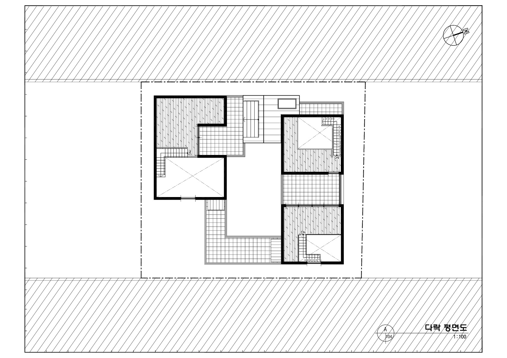 Gallery of Courtyard House / Design Guild - 38