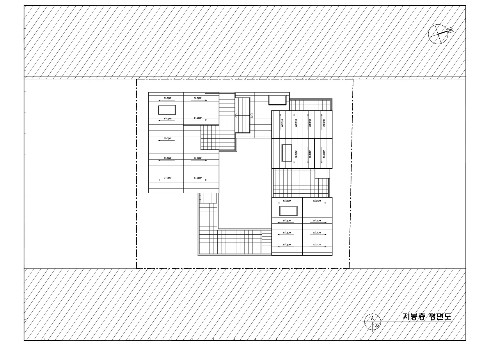Gallery of Courtyard House / Design Guild - 39