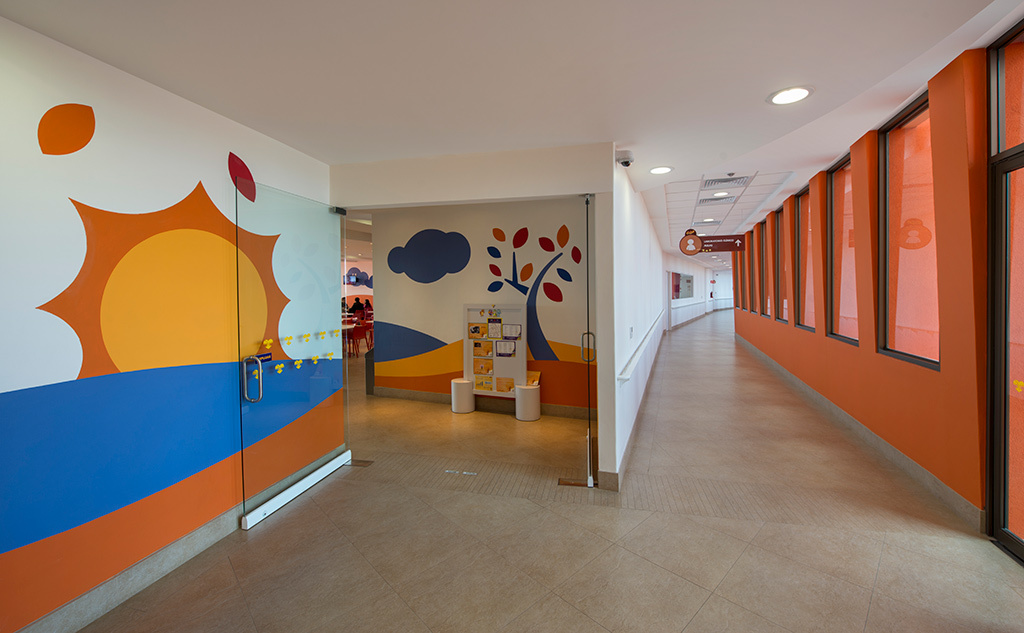 Galería de Hospital Infantil Teletón de Oncología / Sordo Madaleno ...