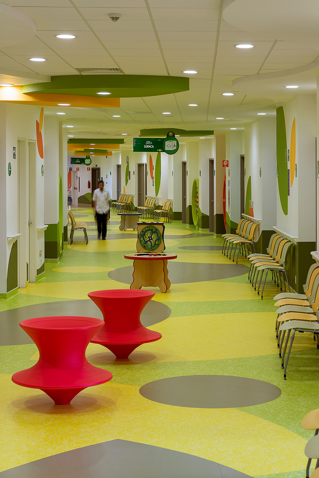 Galería de Hospital Infantil Teletón de Oncología / Sordo Madaleno ...