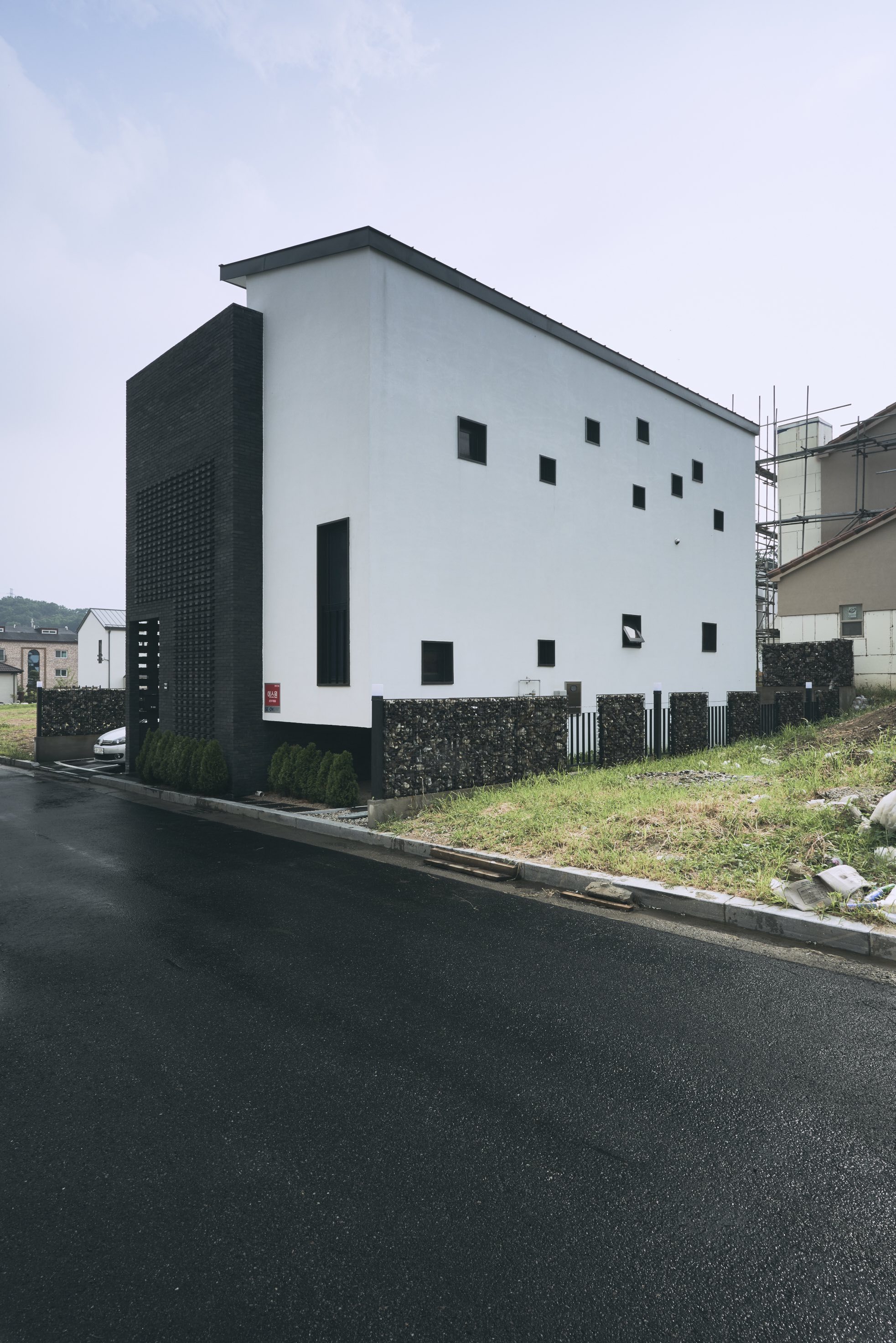 Gallery of The Layer House / Rubrics Architects - 9