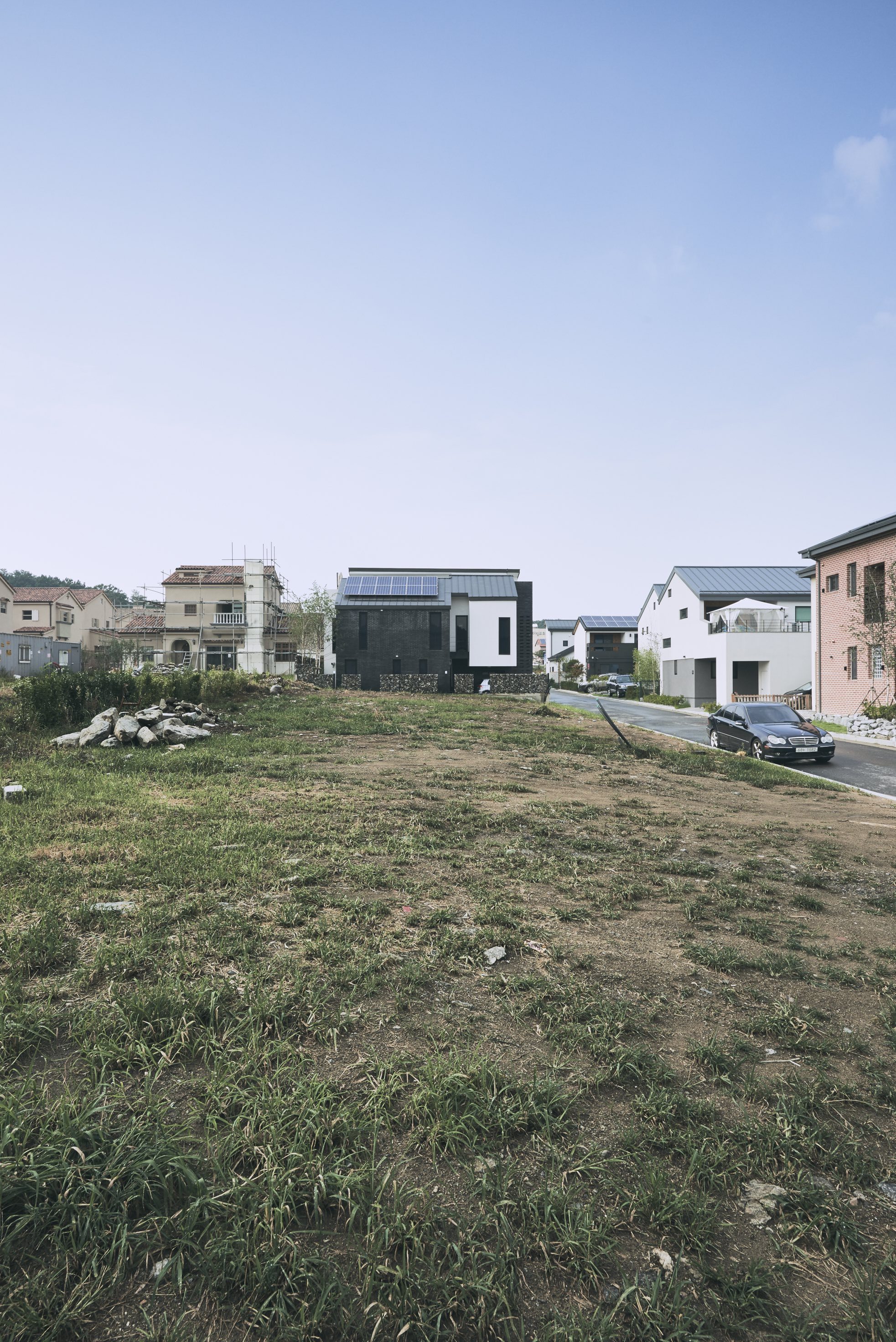 Gallery of The Layer House / Rubrics Architects - 16