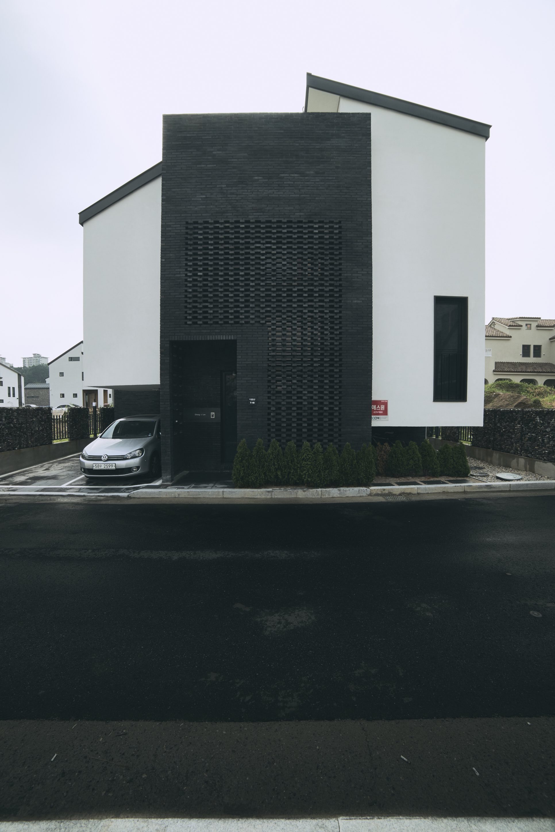 Gallery of The Layer House / Rubrics Architects - 26