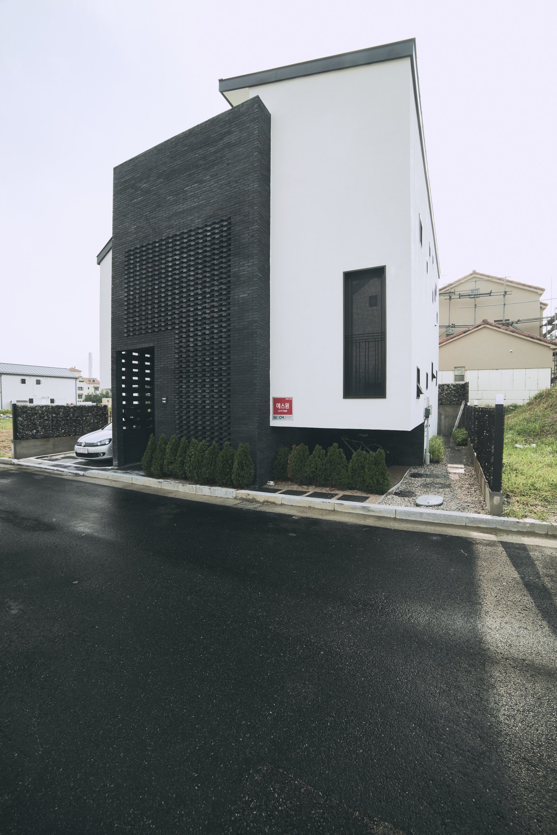 Gallery of The Layer House / Rubrics Architects - 11