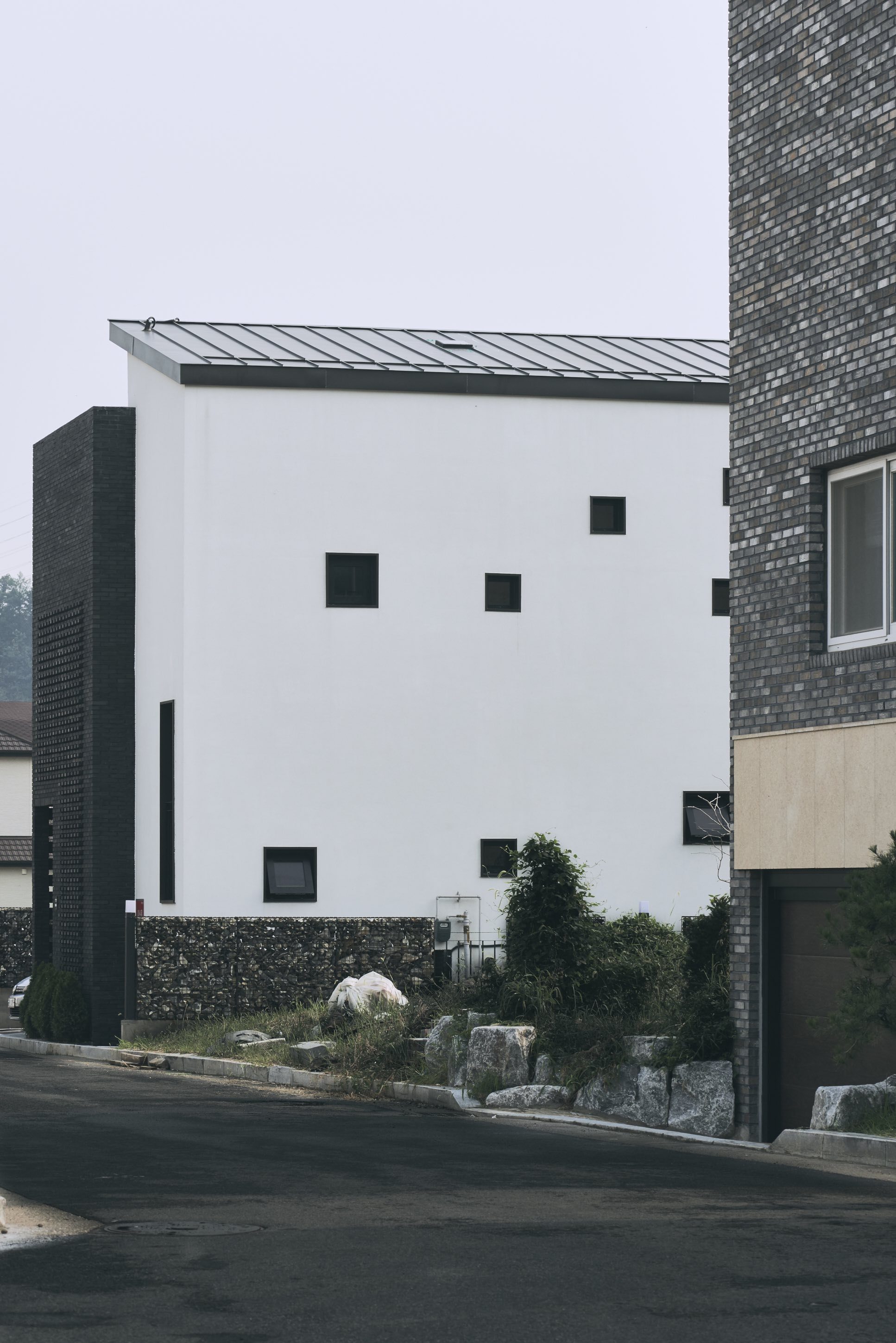 Gallery of The Layer House / Rubrics Architects - 10