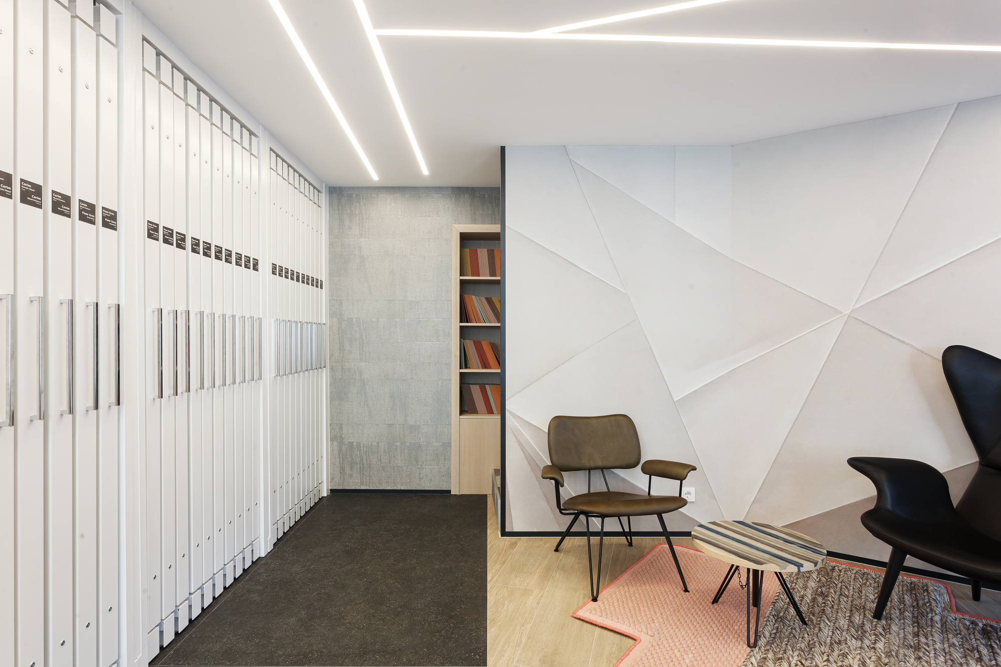 Gallery of pointONE showroom / Suto Interior Architects - 15